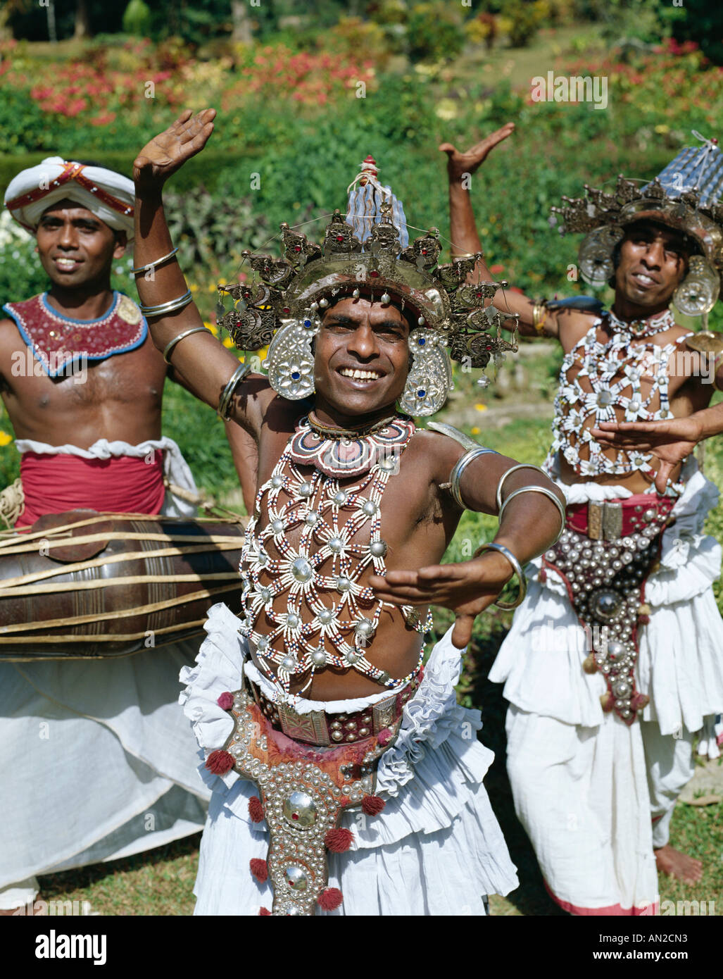 Sri lanka kandyan dancers hi-res stock photography and images - Alamy