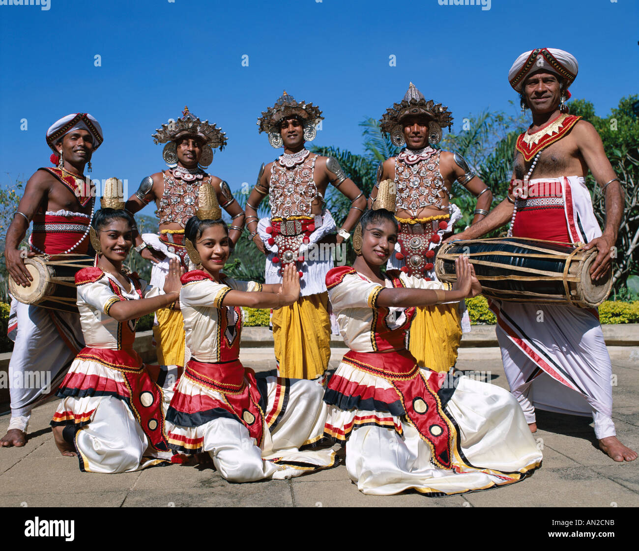 Kandyan costume hi-res stock photography and images - Alamy