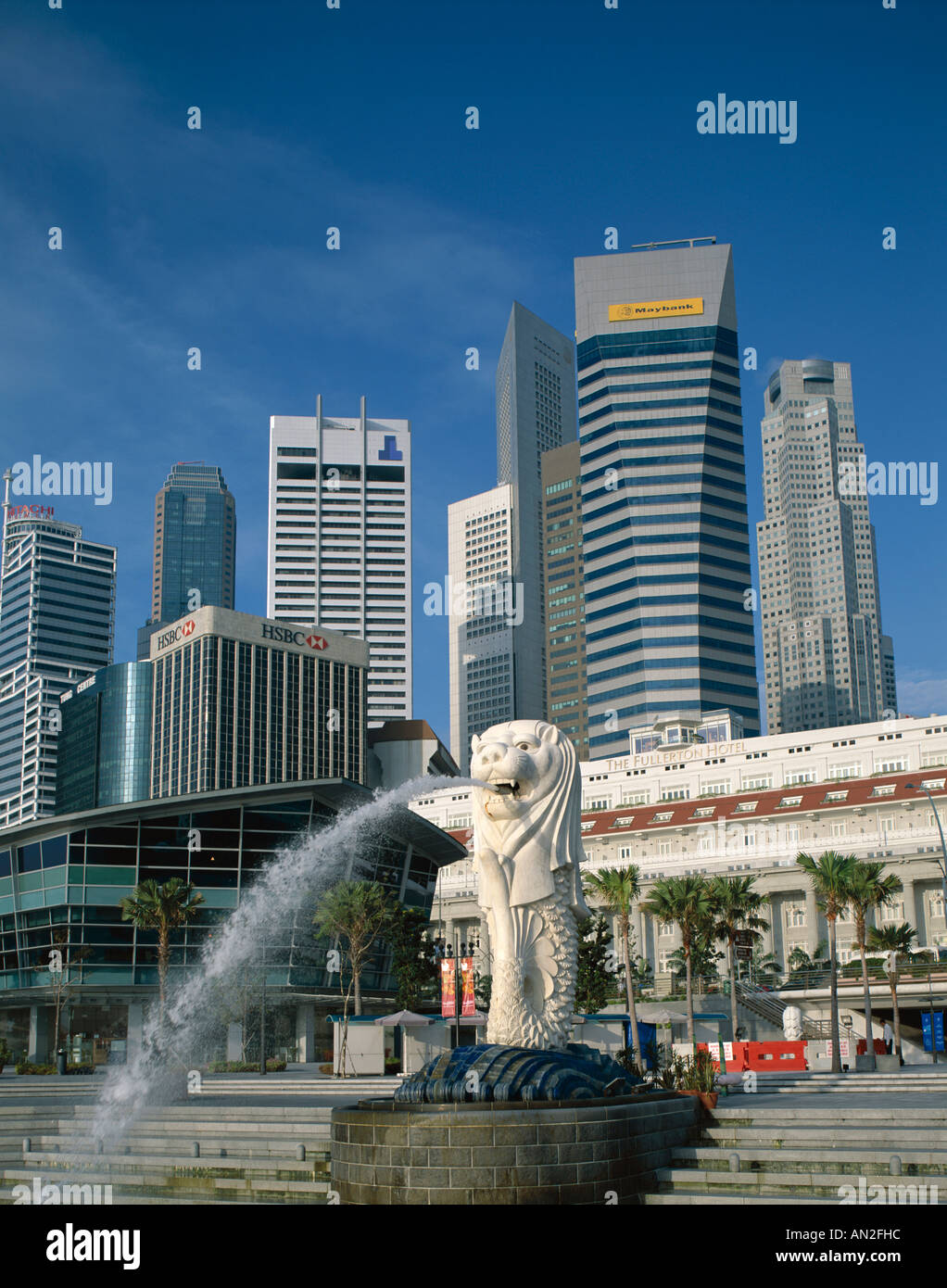 City Skyline / Fullerton Building & Merlion Statue Fountain, Singapore ...