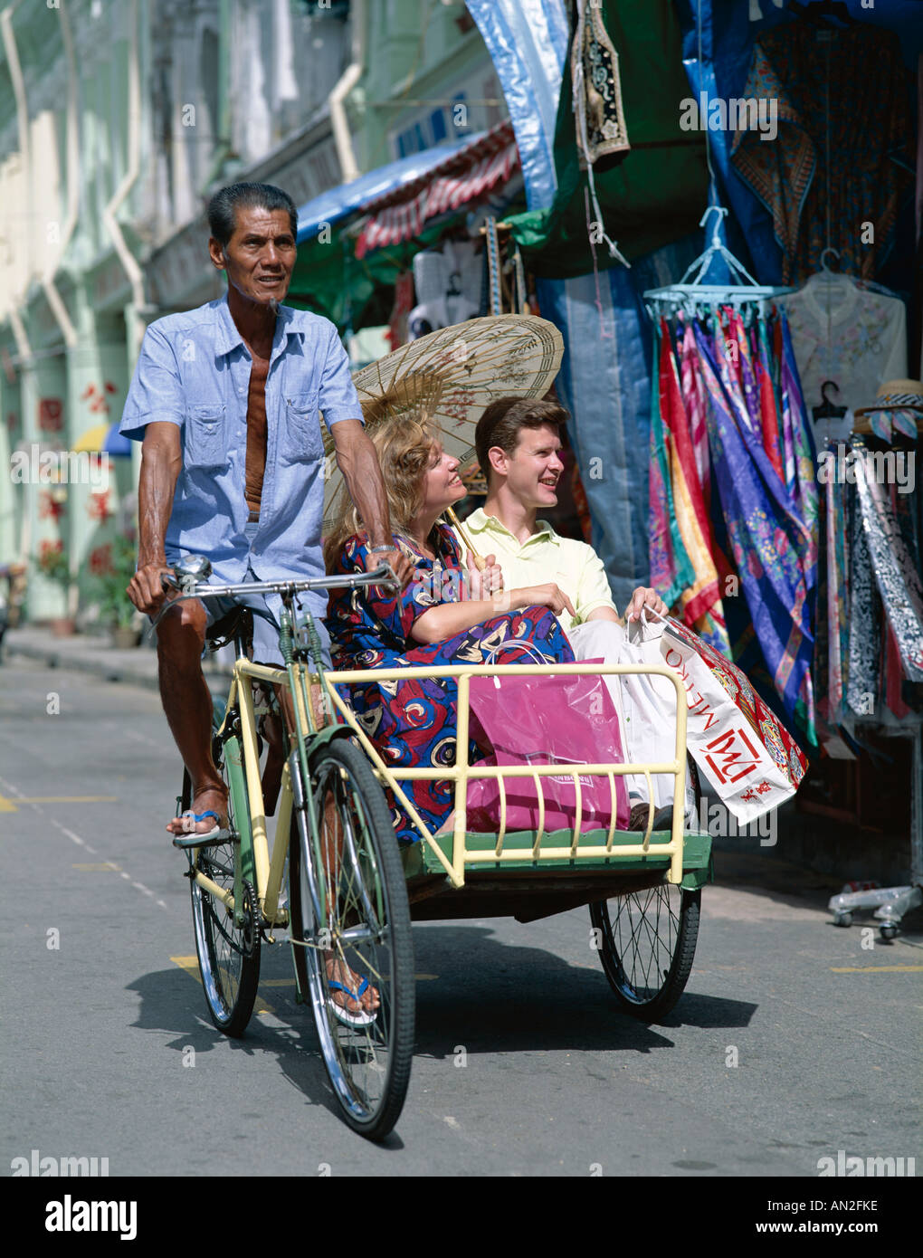 Chinatown / Tourist in Rickshaw, Singapore Stock Photo - Alamy