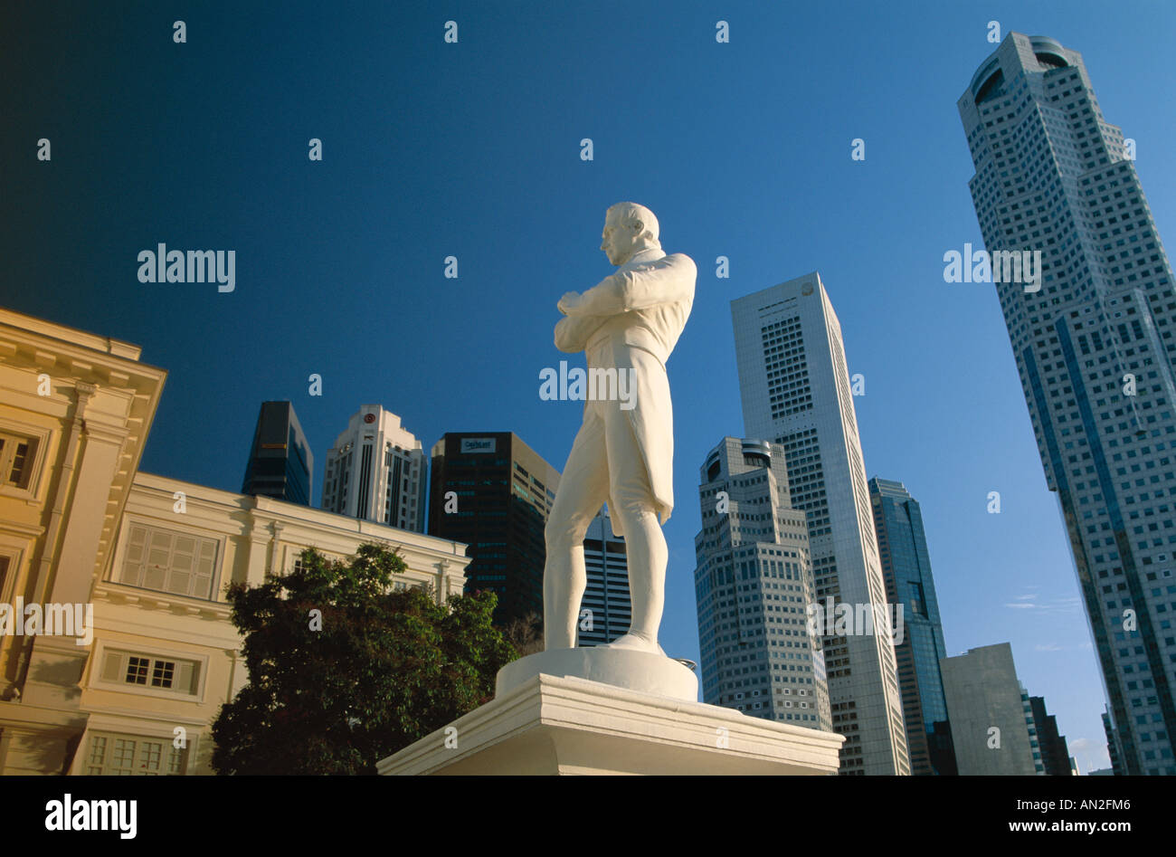 River Walk / Raffles Landing Site / Statue of Sir Thomas Raffles ...