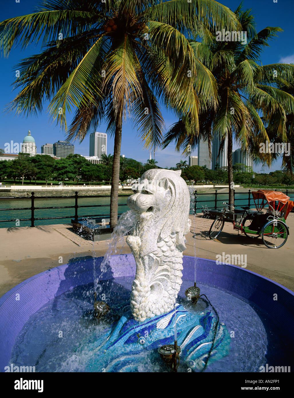 Merlion Statue Fountain, Singapore Stock Photo - Alamy