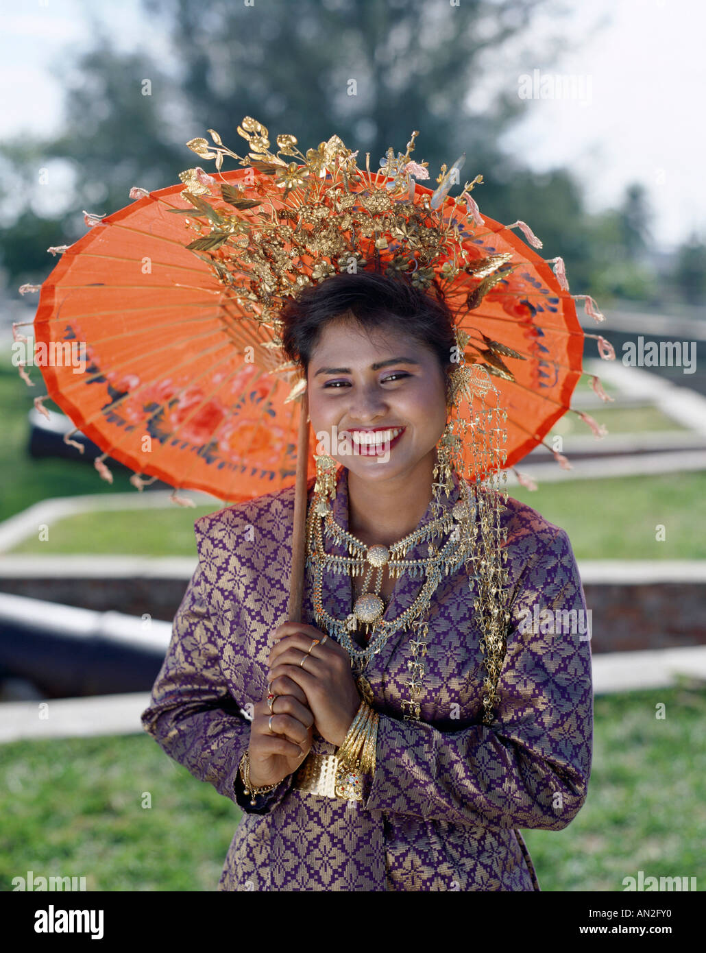 Women Dressed in Malay Traditional Costume, Penang, Malaysia Stock Photo - Alamy