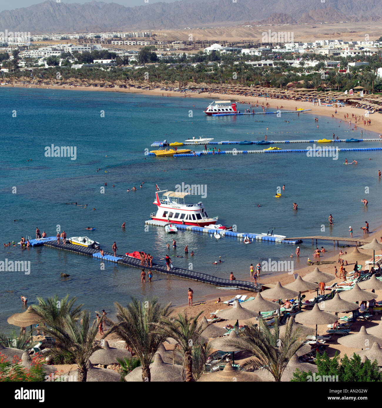 Overlooking beaches and bays hi-res stock photography and images - Alamy