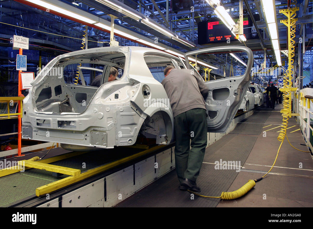 Vauxhall car production line hi-res stock photography and images - Alamy