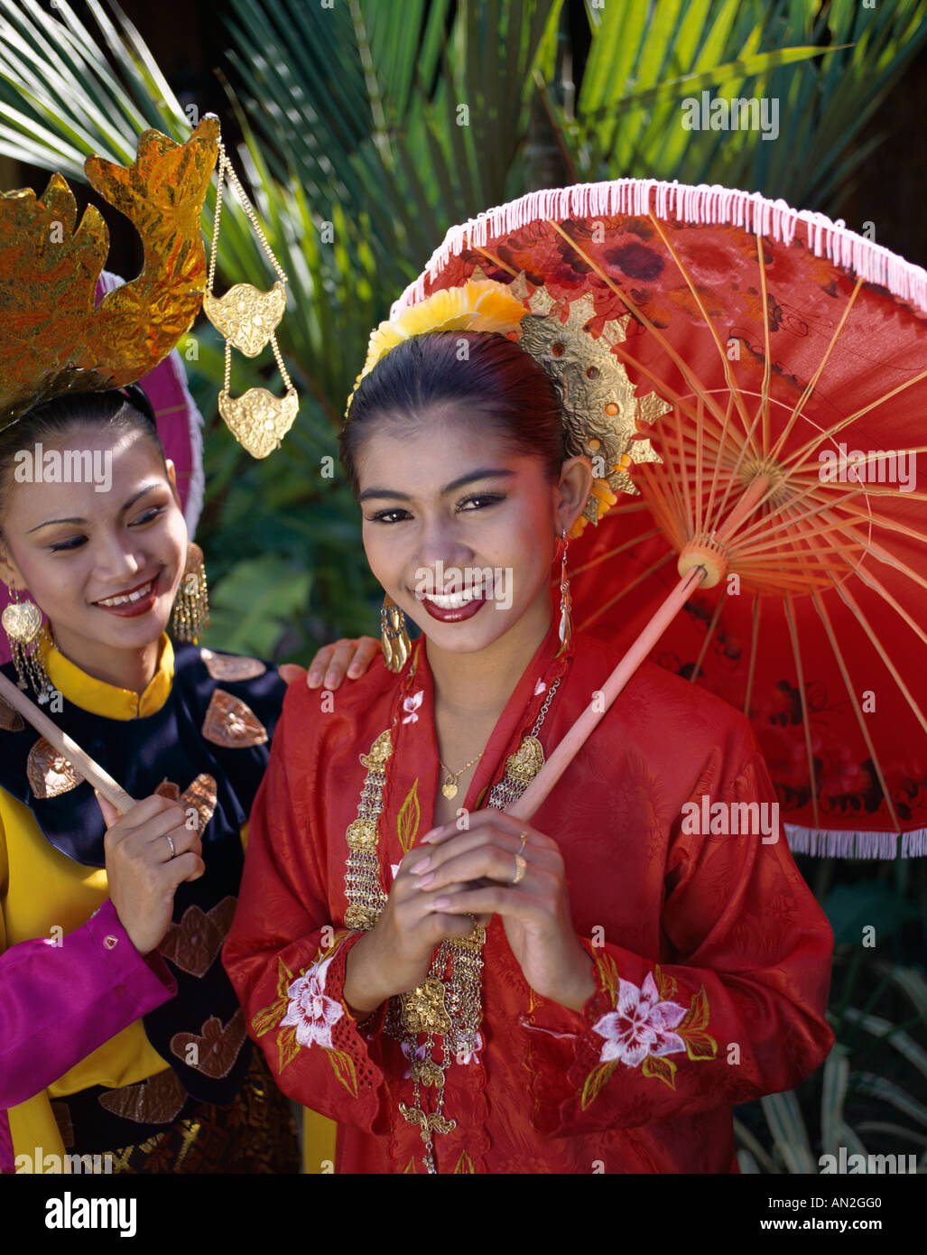 Girls Dressed in Malay Traditional Costume, Penang, Malaysia Stock Photo - Alamy