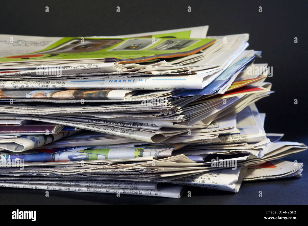 Hand out newspapers hi-res stock photography and images - Alamy