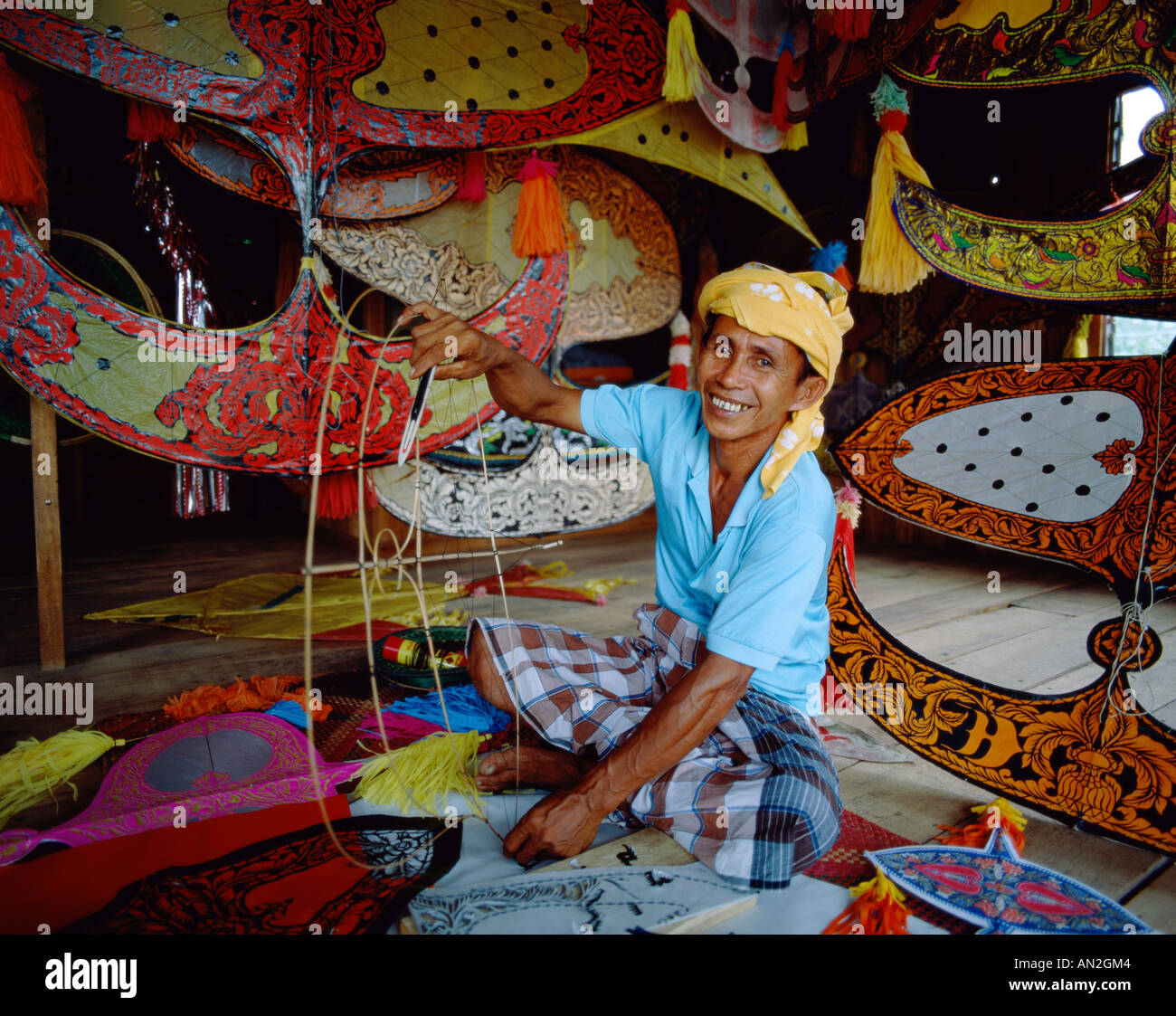 Kite maker hi-res stock photography and images - Alamy