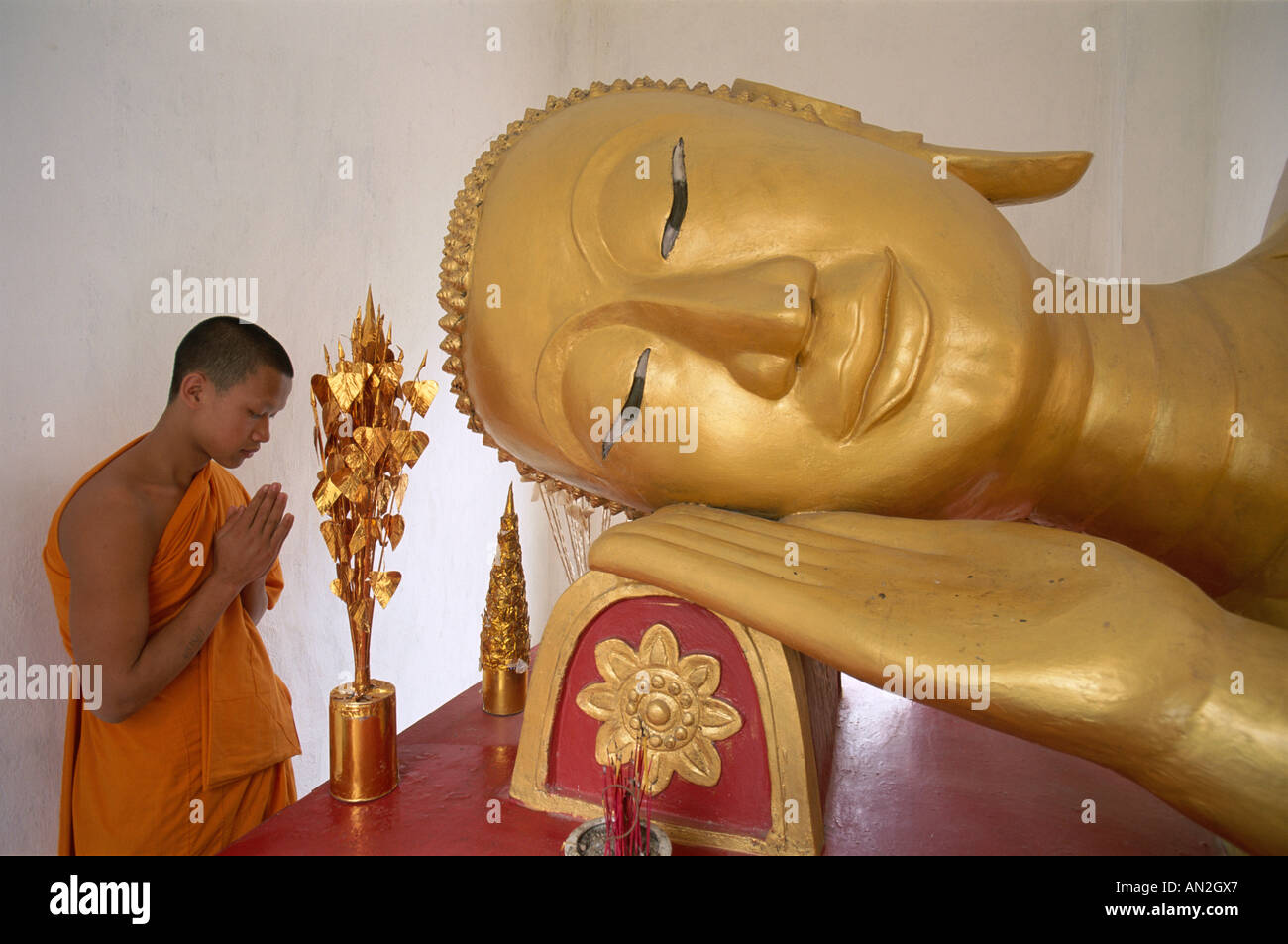 Novice monk preying hi-res stock photography and images - Alamy