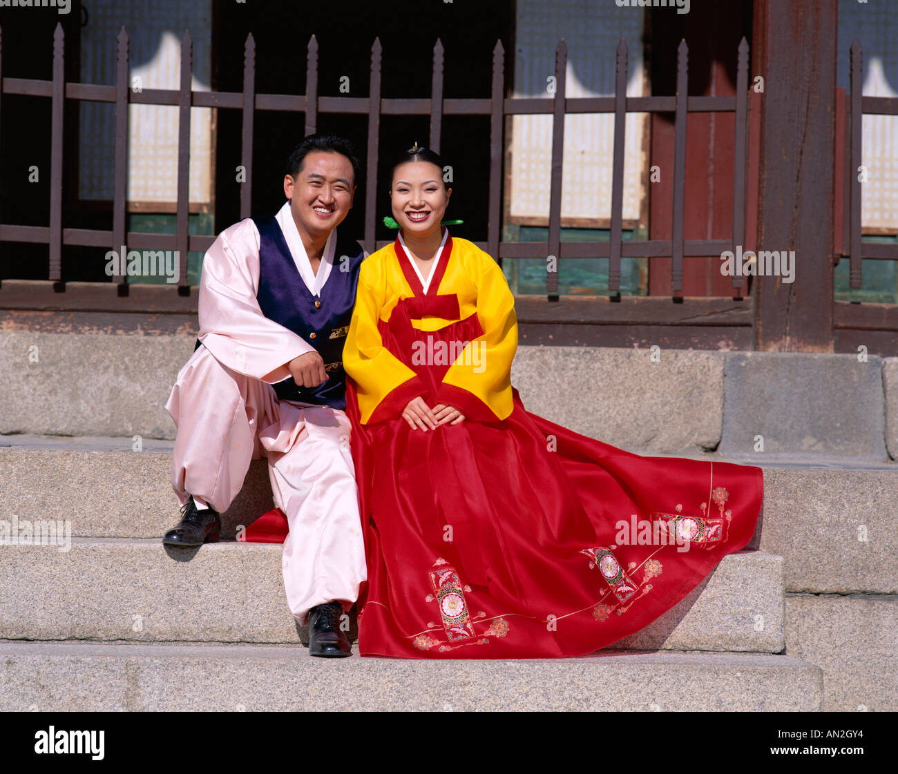 Kyongbokkung Palace / Couple Dressed in Traditional Wedding Costumes ...