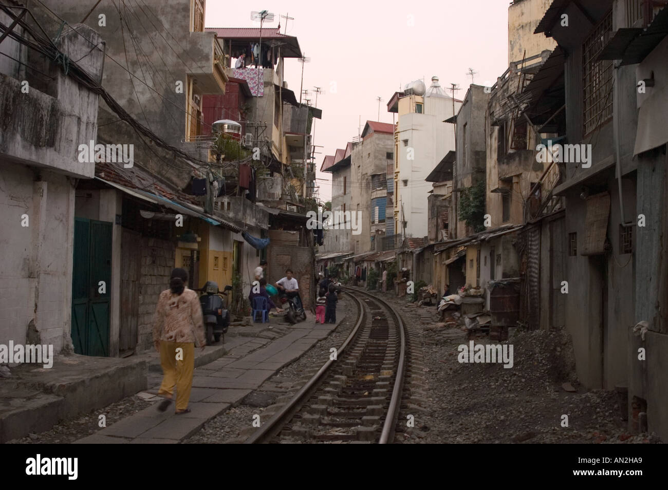 Train running through city hi-res stock photography and images - Alamy