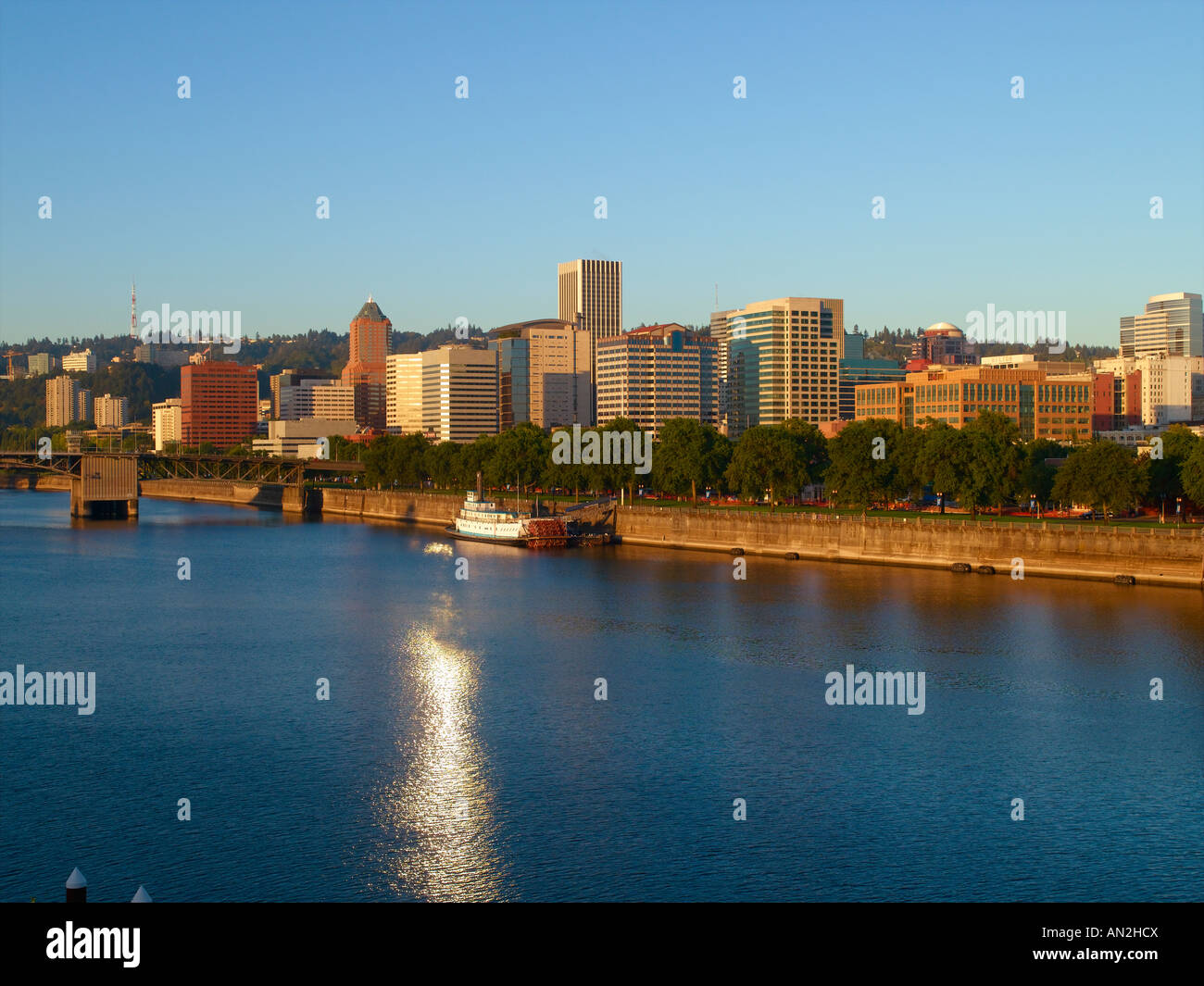 Oregon, Portland City Centre, River Willamette Stock Photo - Alamy