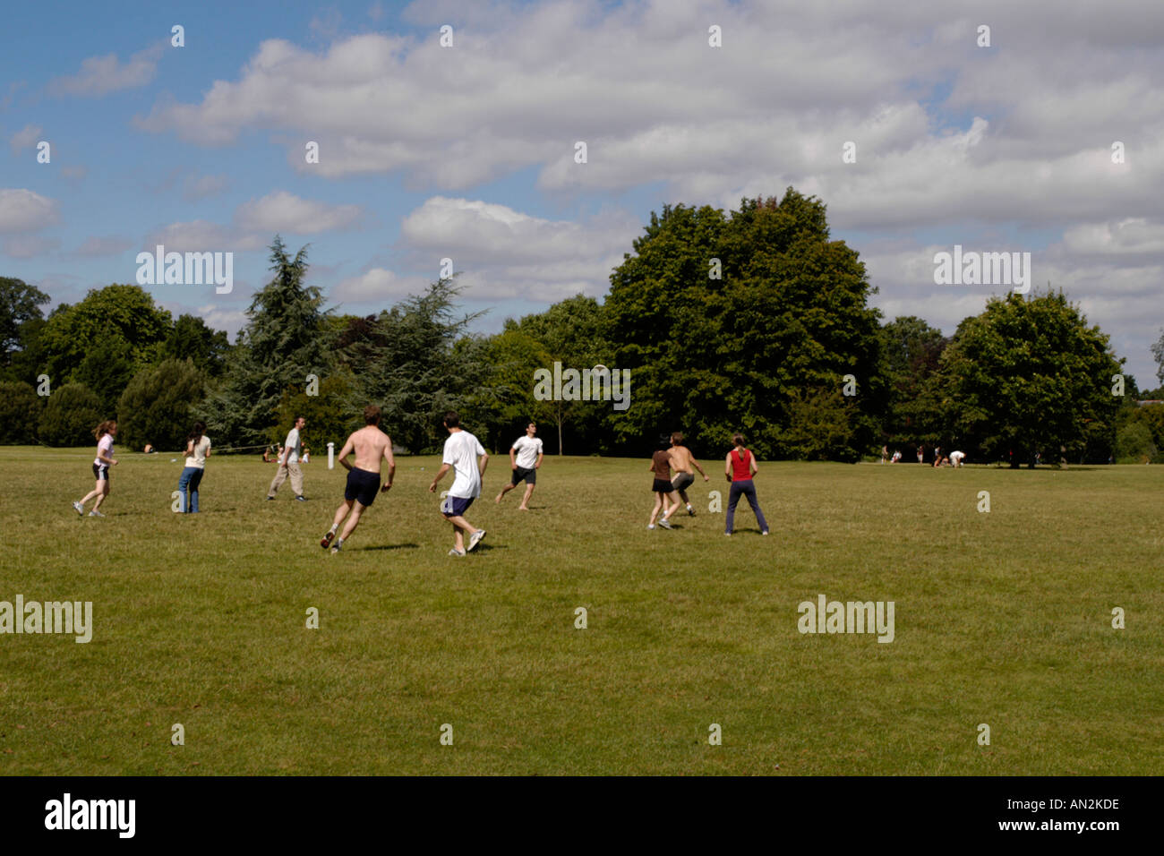 Playing frisby hi-res stock photography and images - Alamy
