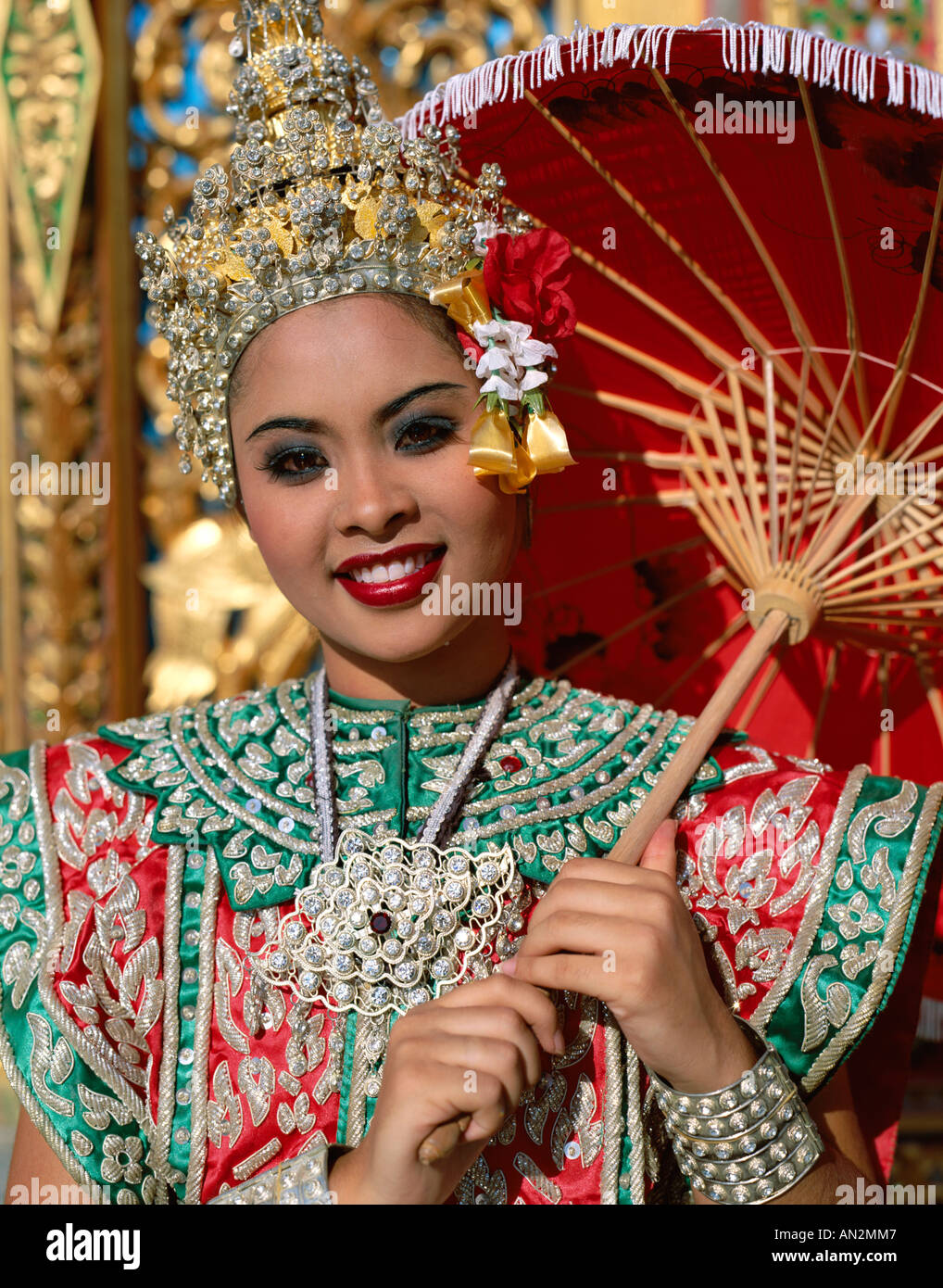 Asia bangkok costume dancing girl hi-res stock photography and images ...