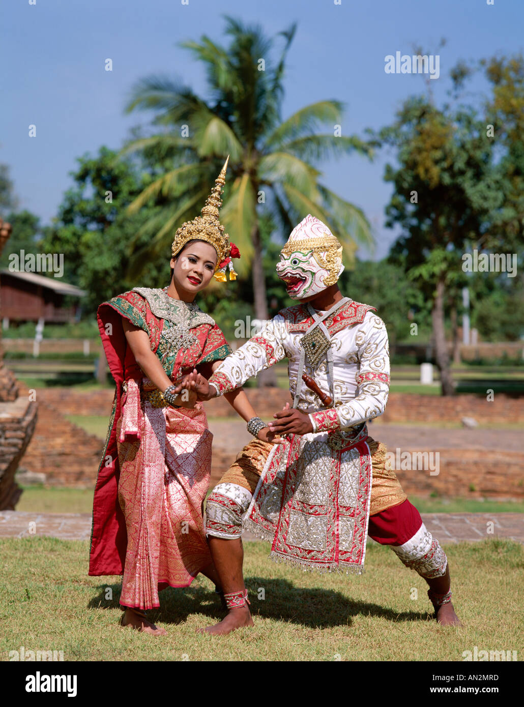 Thai Classical Dancing / Lakhon & Khon Dancers in Traditional Costume ...