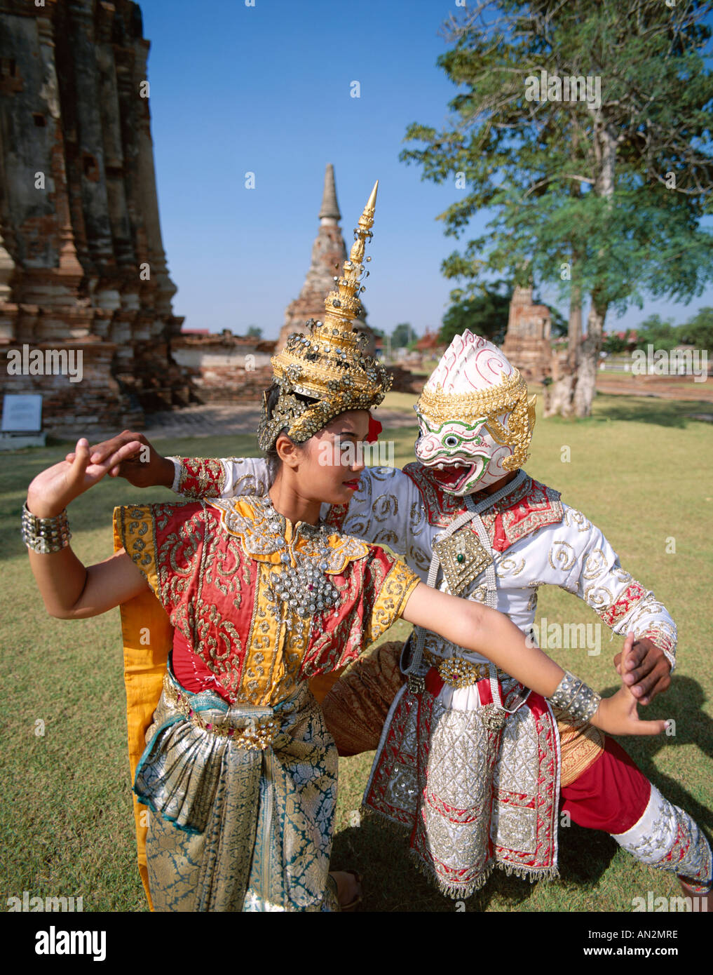 Thai Classical Dancing / Lakhon & Khon Dancers in Traditional Costume ...