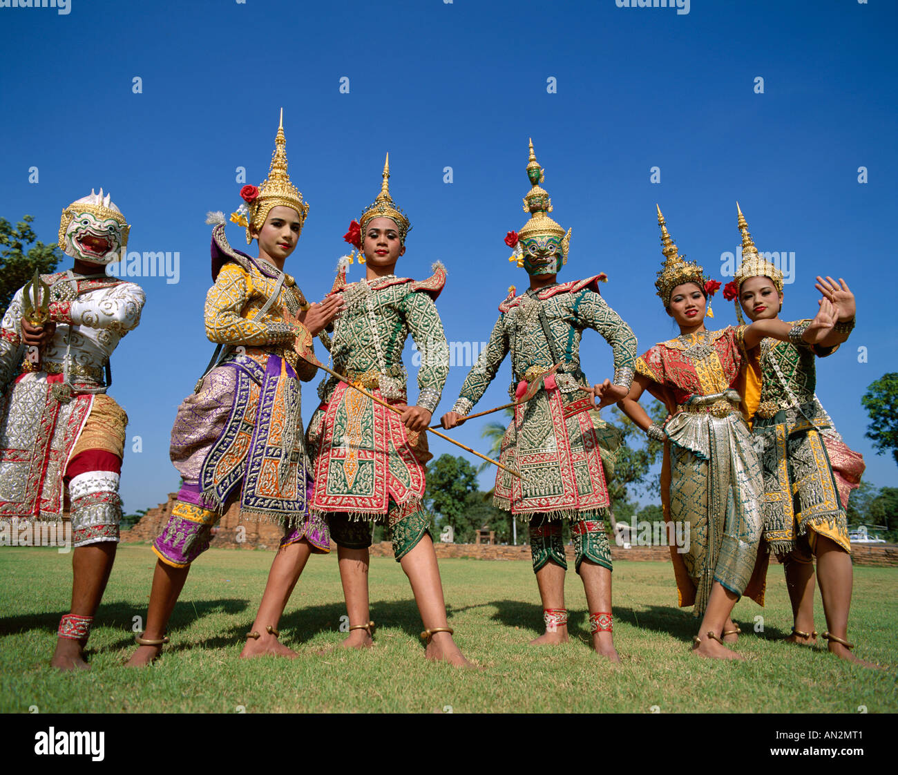 Thai Classical Dancing / Lakhon & Khon Dancers in Traditional Costume ...