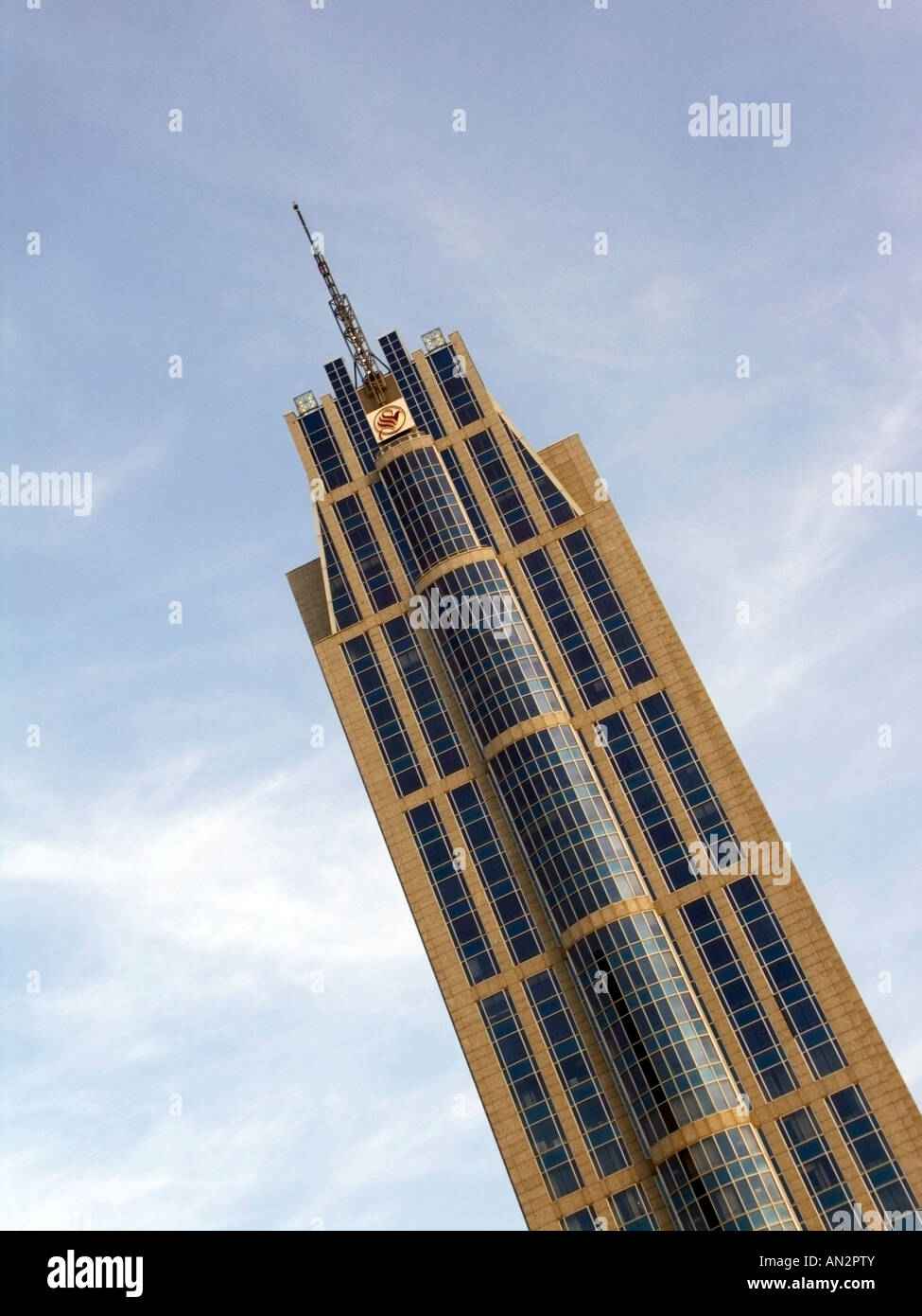 rotterdam millennium tower hotel designed by Canadian architects Webb ...