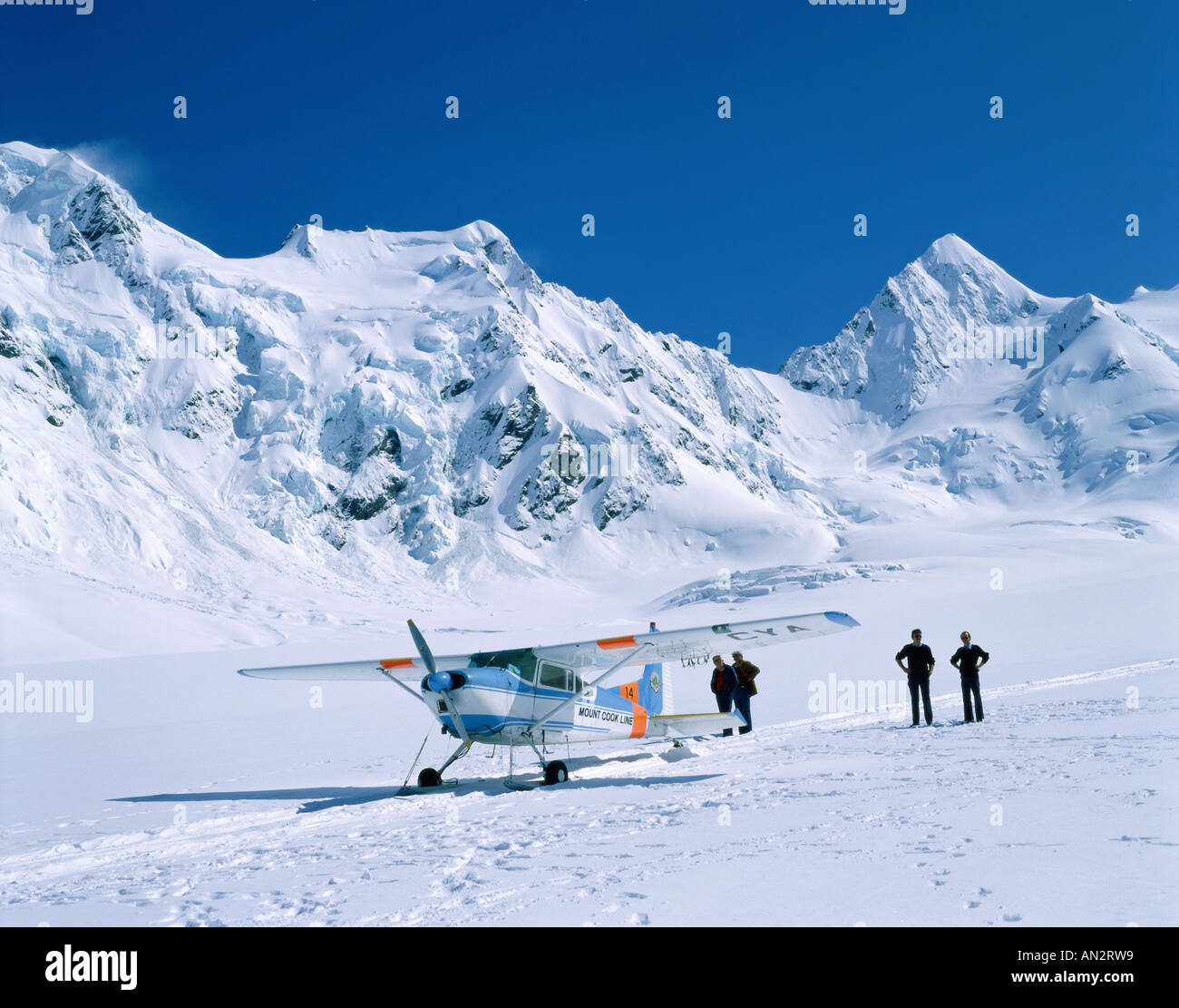 Mt.Cook / Tourists & Sightseeing Plane, Mt.Cook, South Island, New ...