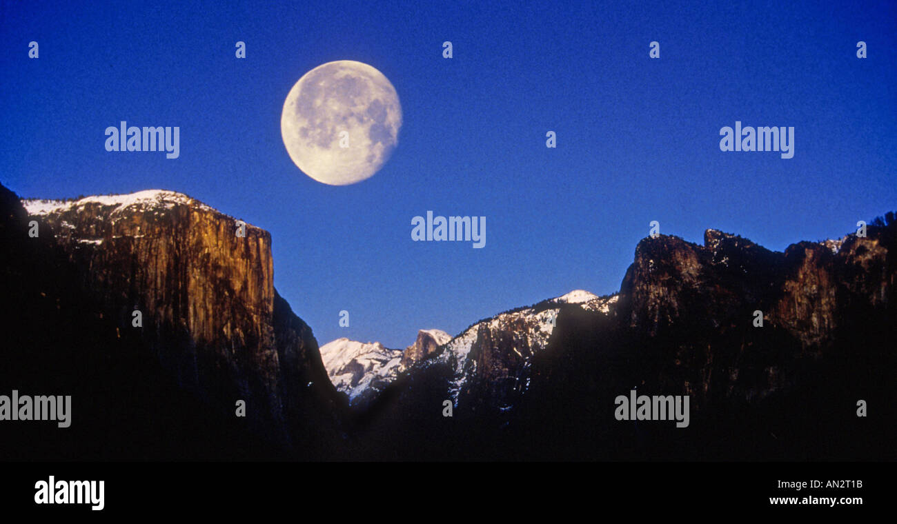 Full moon half dome yosemite hi-res stock photography and images - Alamy