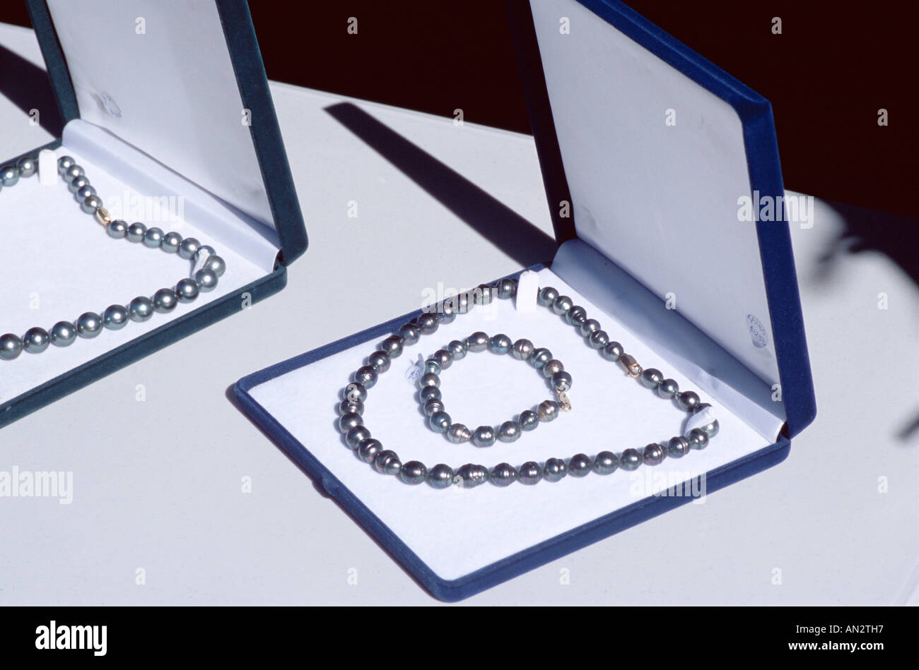 Black pearl necklace hi-res stock photography and images - Alamy