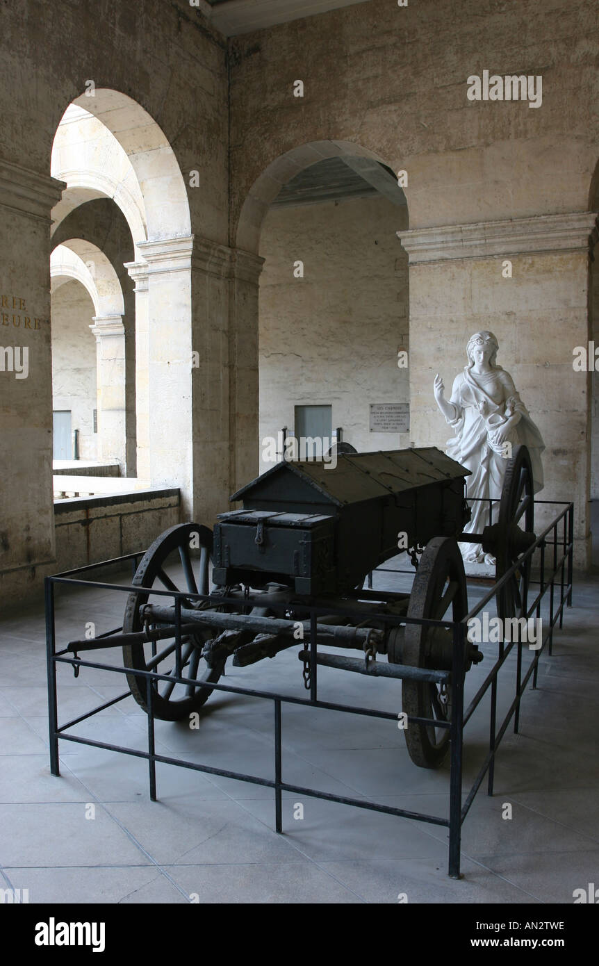 Invalides cannon hi-res stock photography and images - Alamy