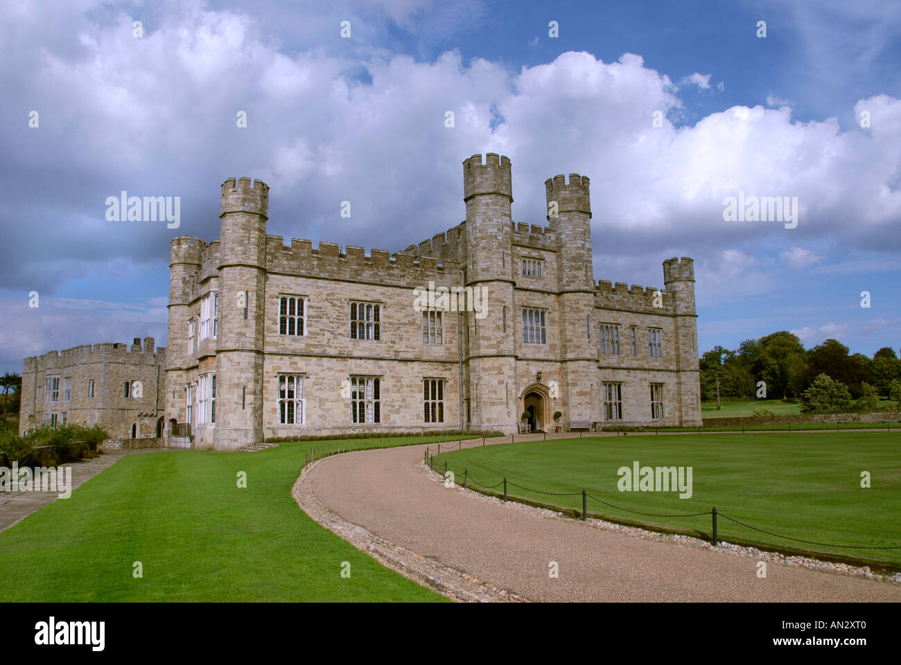 Leeds castle entrance hi-res stock photography and images - Alamy