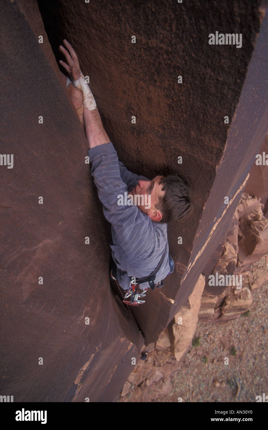 Rock climber struggling up a wide crack Stock Photo - Alamy