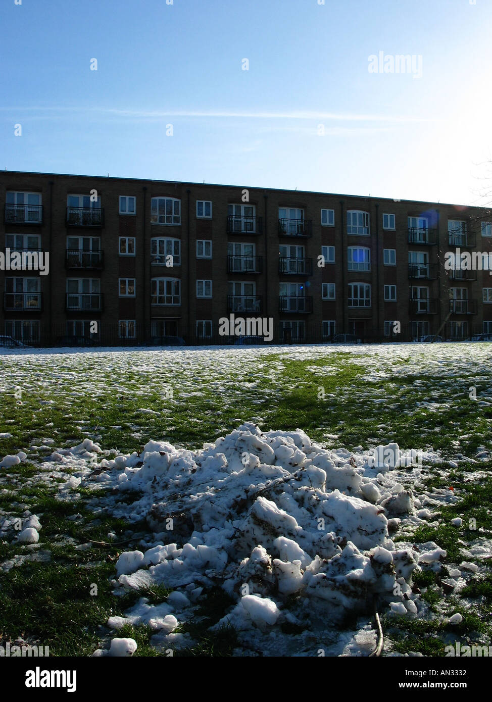 Snowman uk housing hi-res stock photography and images - Alamy