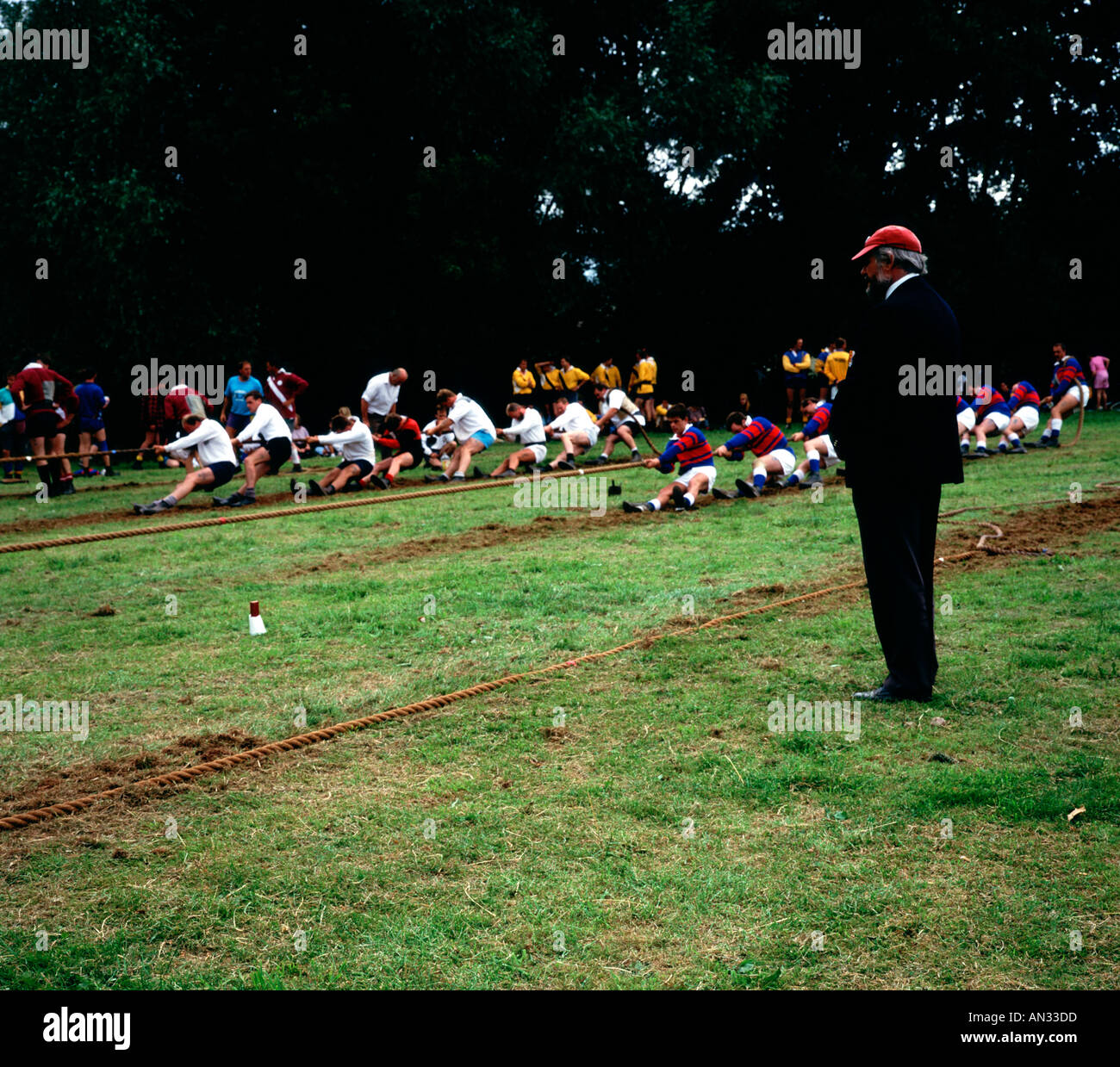 Tug of war competition umpire referee judge Stock Photo - Alamy