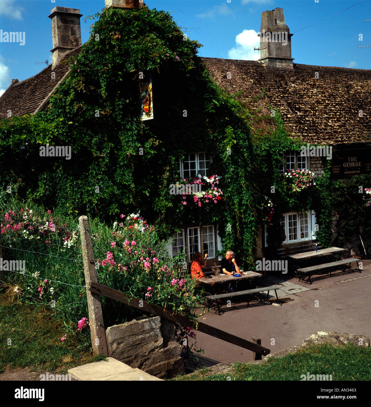 Country pub exterior hi-res stock photography and images - Alamy