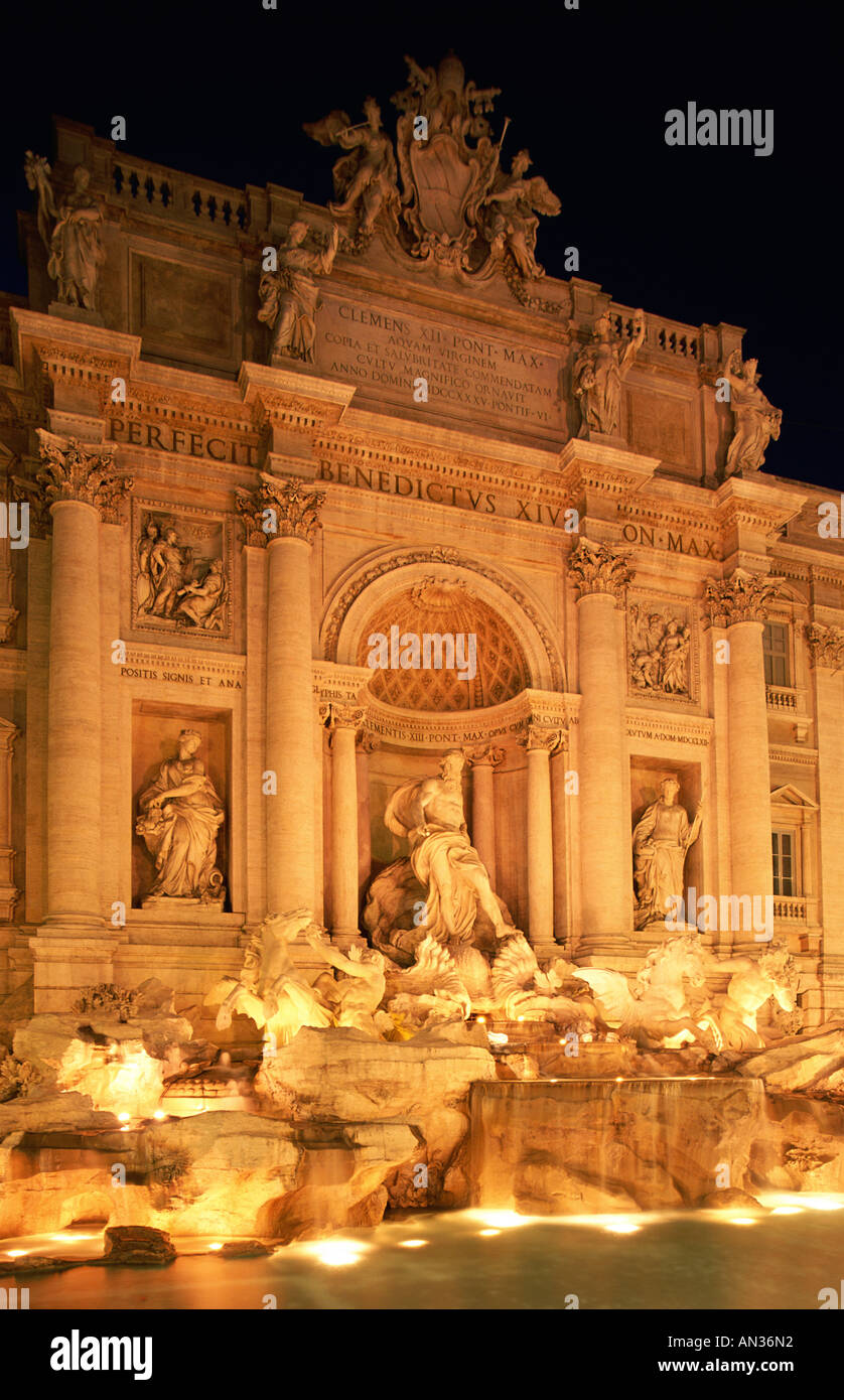 Night view trevi fountain hi-res stock photography and images - Alamy
