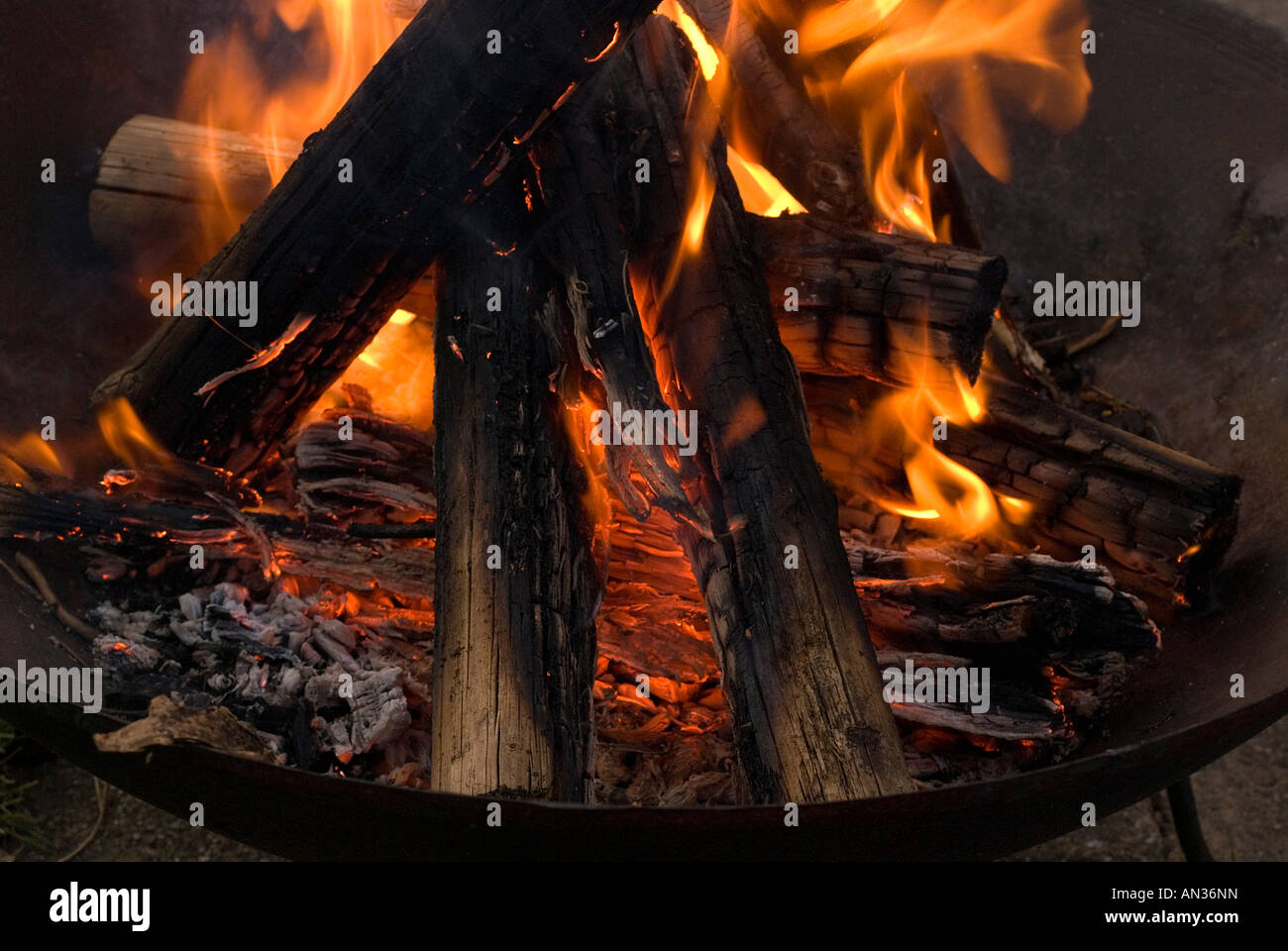 Fire in outdoor fire place Stock Photo - Alamy