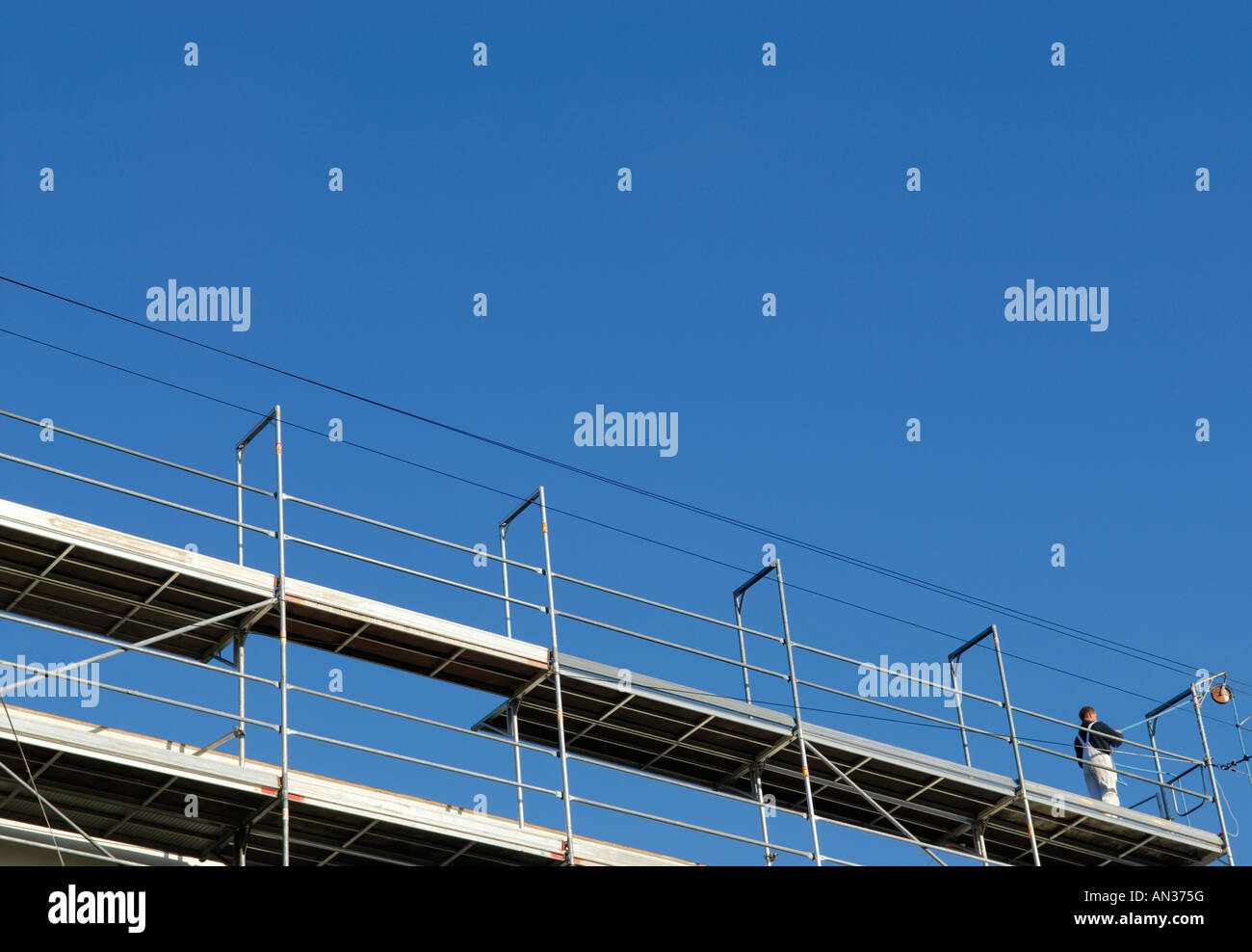 MAN ON SCAFFOLDING Stock Photo - Alamy