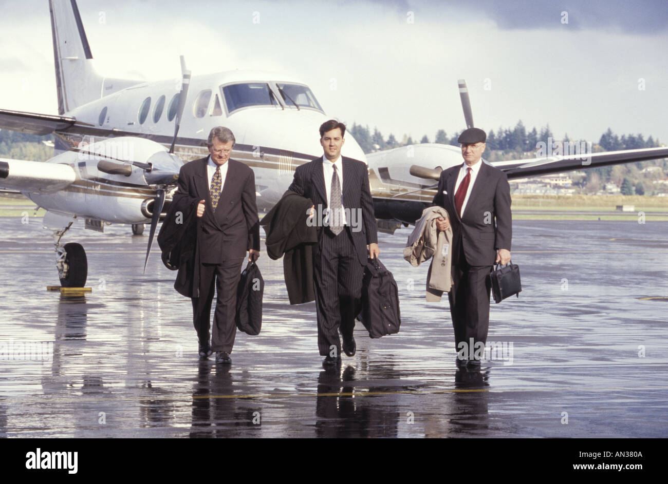 Getting Off Plane Stock Photos & Getting Off Plane Stock Images - Alamy