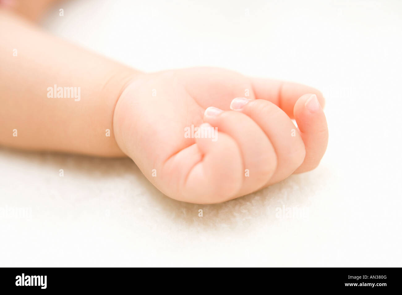 Tiny hand of baby Stock Photo - Alamy