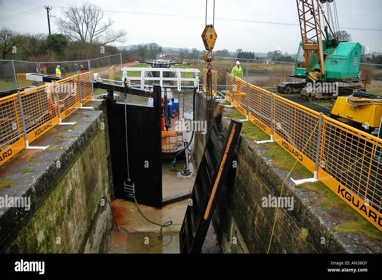pic martin phelps 12 02 06 devizes lifting of lock gate number 33 into ...
