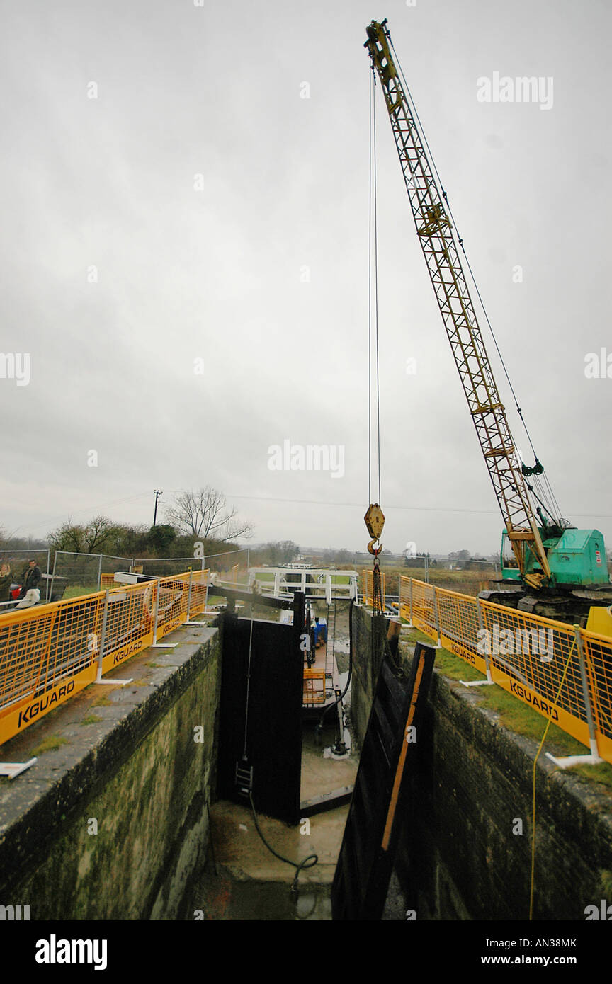 pic martin phelps 12 02 06 devizes lifting of lock gate number 33 into ...