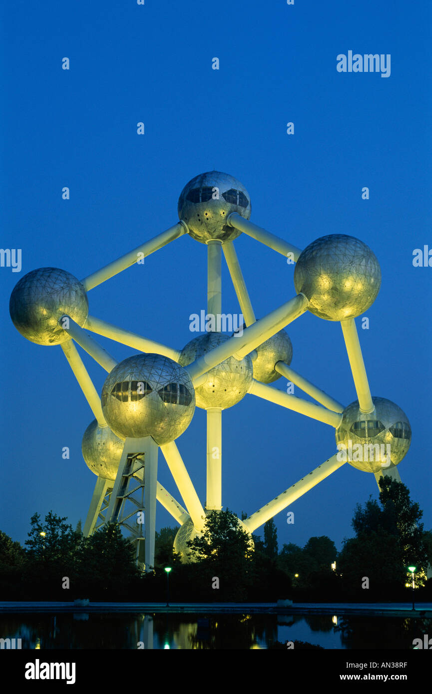 Atomium night view brussels belgium hi-res stock photography and images ...