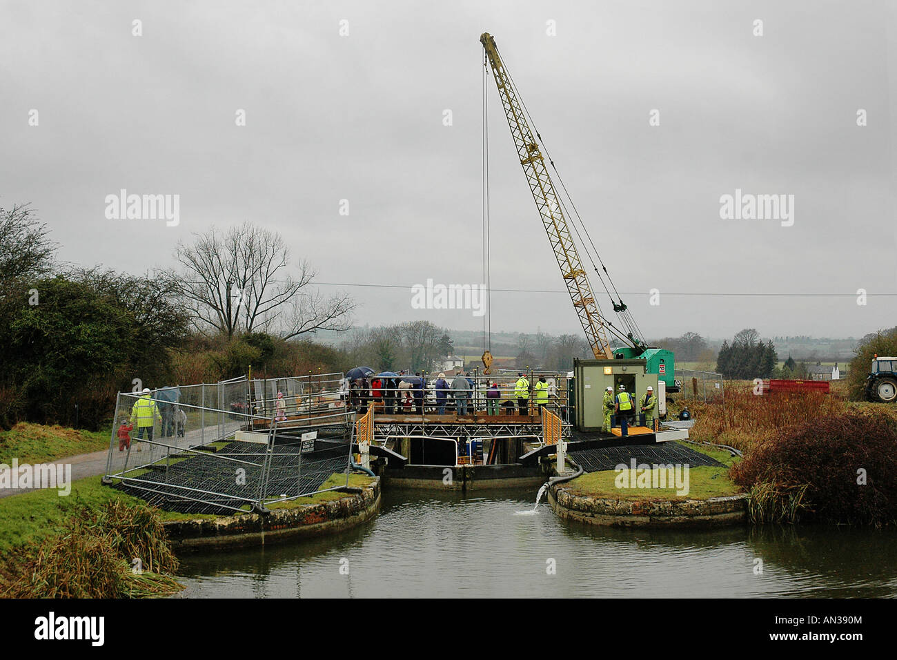 pic martin phelps 12 02 06 devizes lifting of lock gate number 33 into ...
