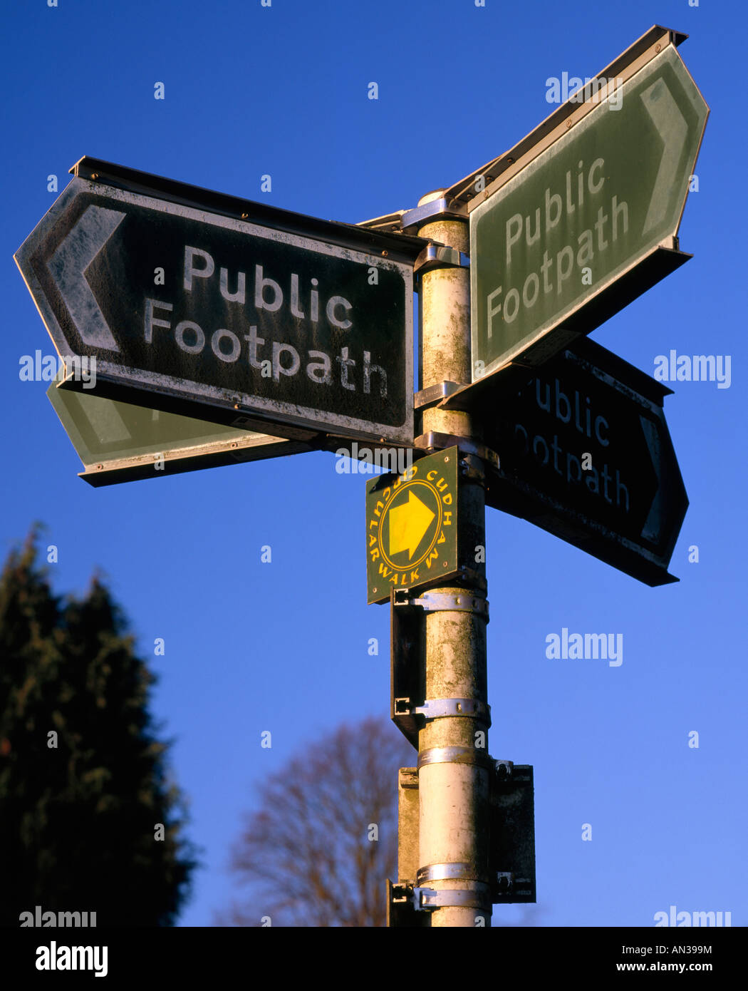 Footpath fingerpost sign hi-res stock photography and images - Alamy