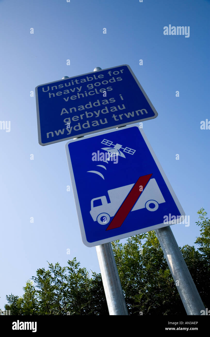 Road sign no entry lorry hi-res stock photography and images - Alamy