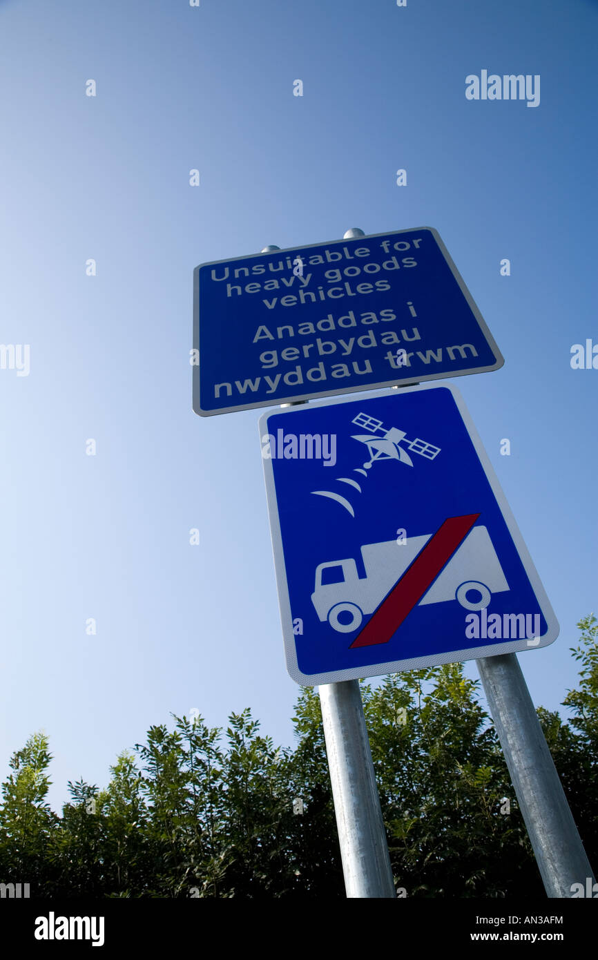 Warning sign of road unsuitable for hgv hi-res stock photography and ...