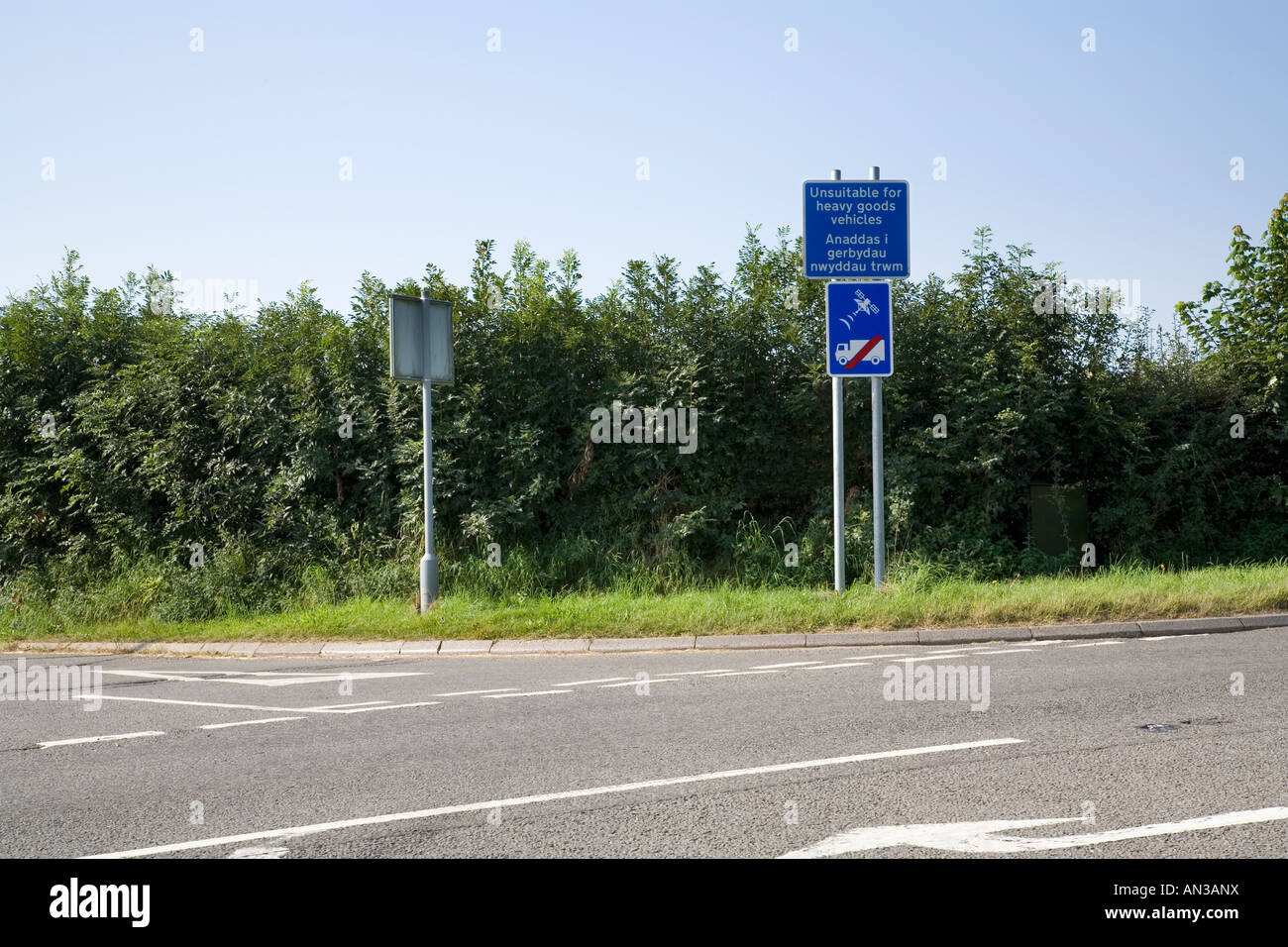 Warning sign of road unsuitable for hgv hi-res stock photography and ...