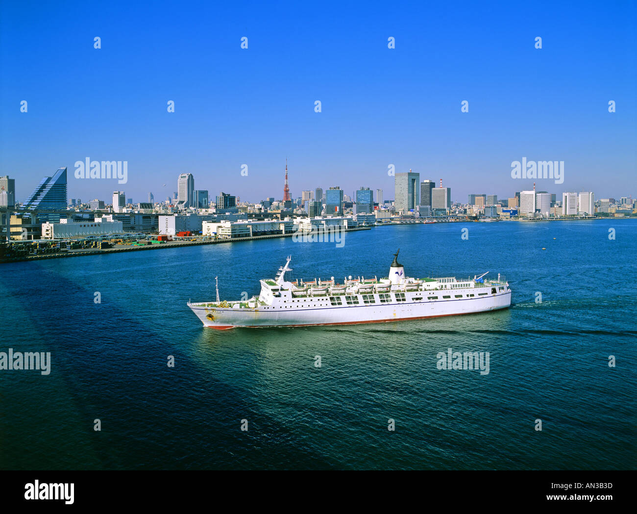 Boat at tokyo bay hi-res stock photography and images - Alamy