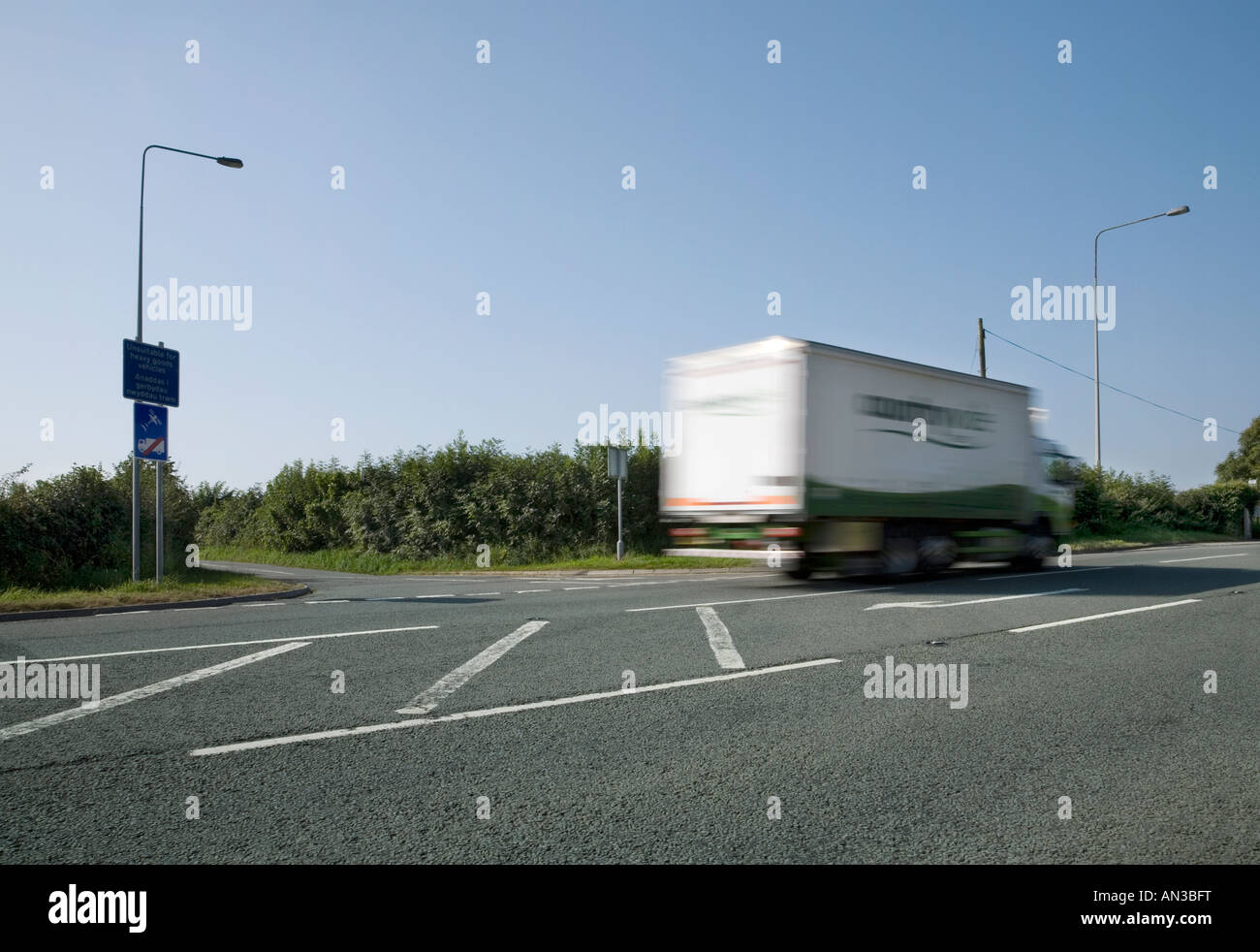 Warning sign of road unsuitable for hgv hi-res stock photography and ...