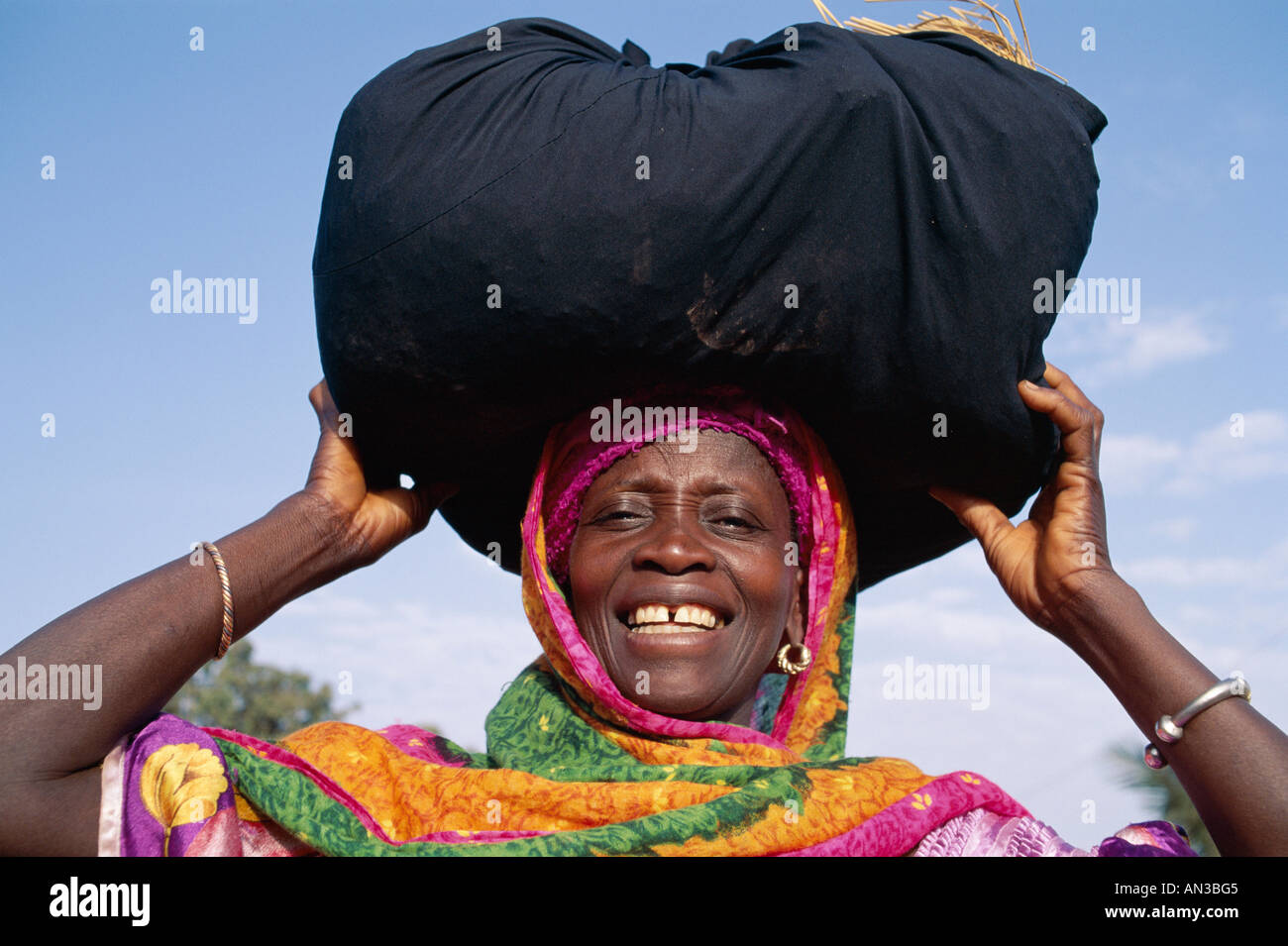 African woman carrying bundle on head hi-res stock photography and ...