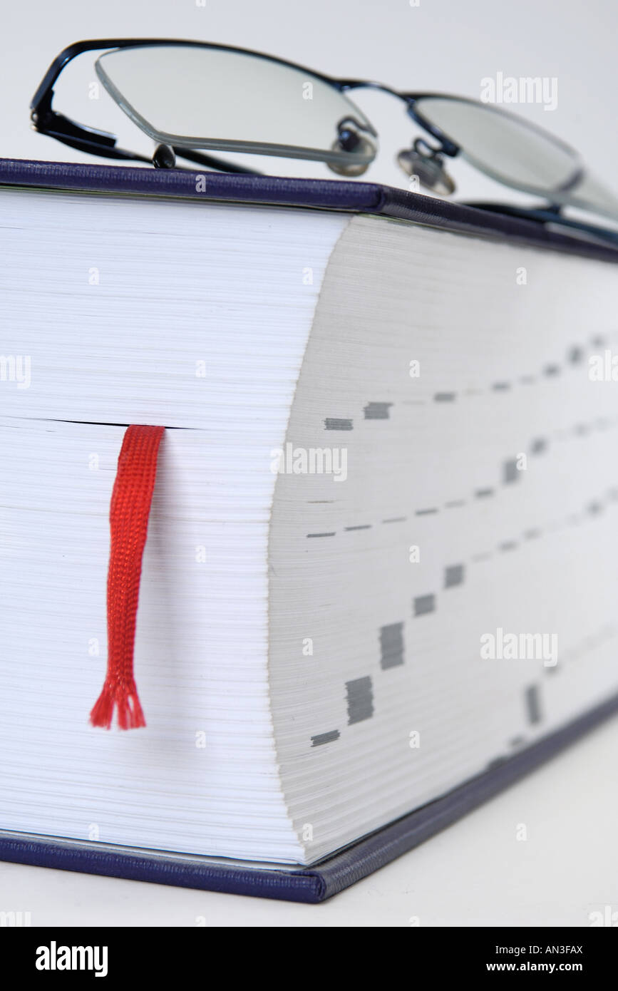 Encyclopedia book hi-res stock photography and images - Alamy