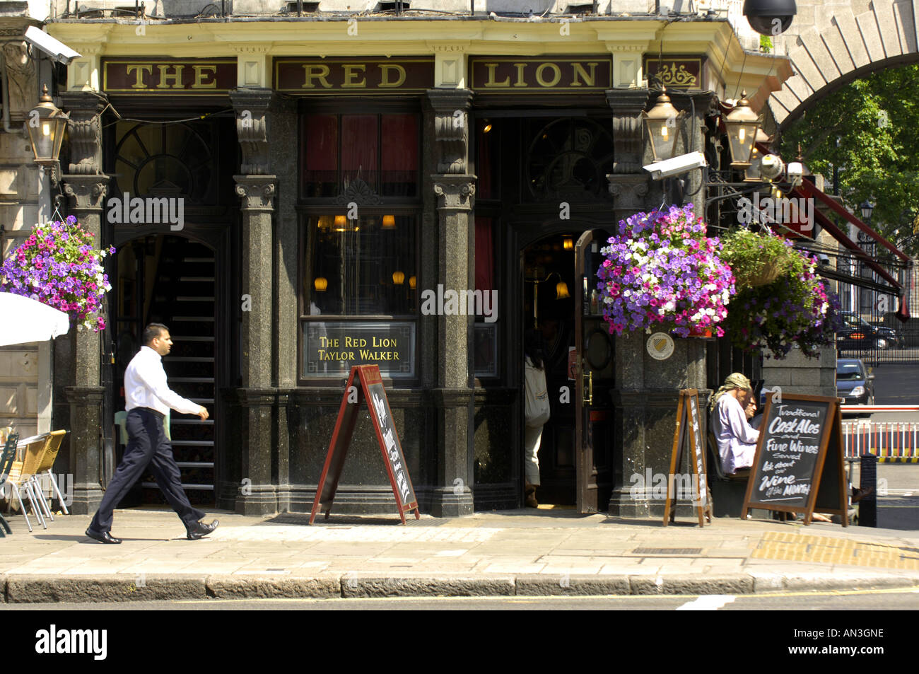 Red lion pub public house hi-res stock photography and images - Alamy