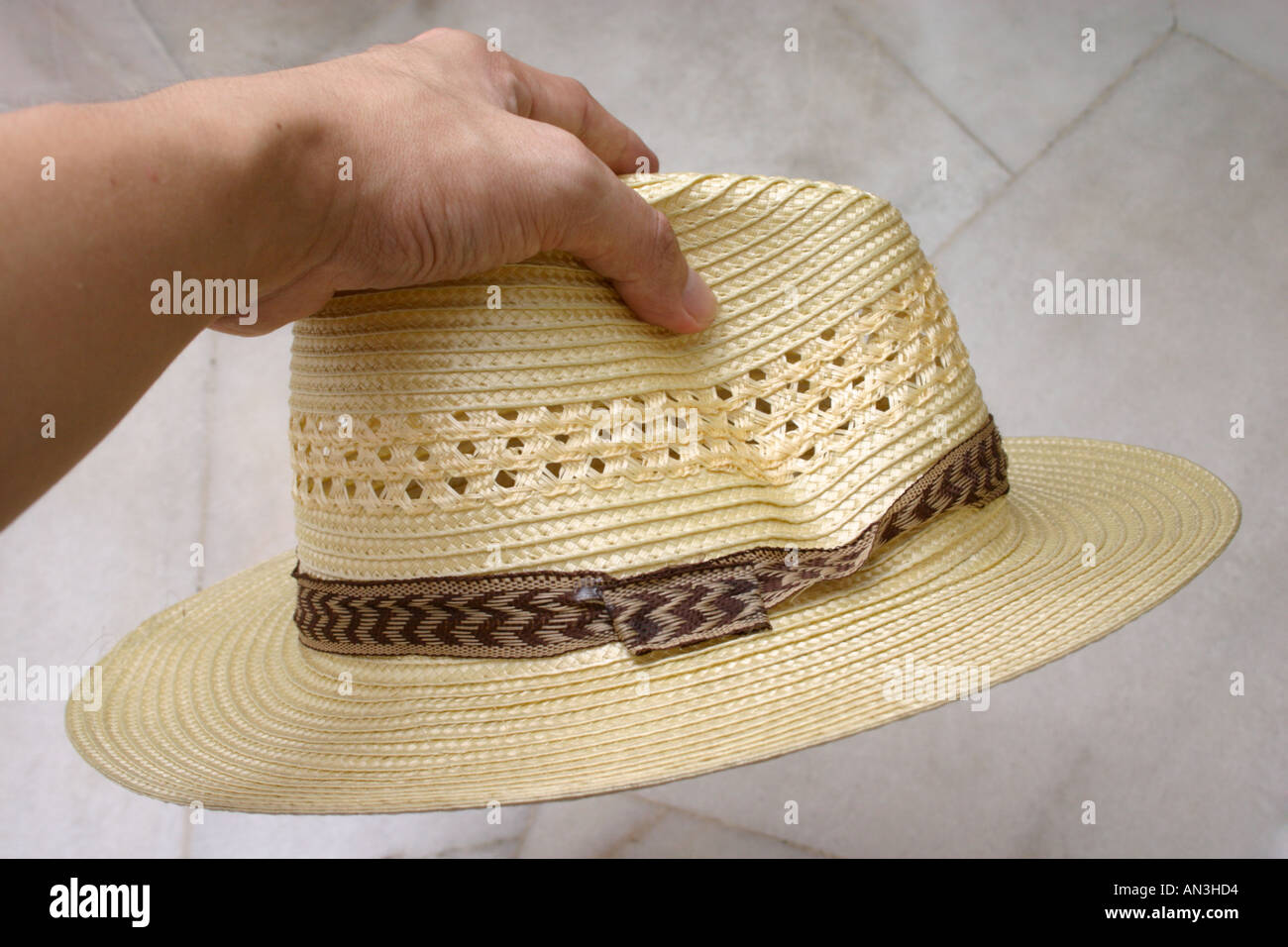 hand holding straw hat Stock Photo - Alamy